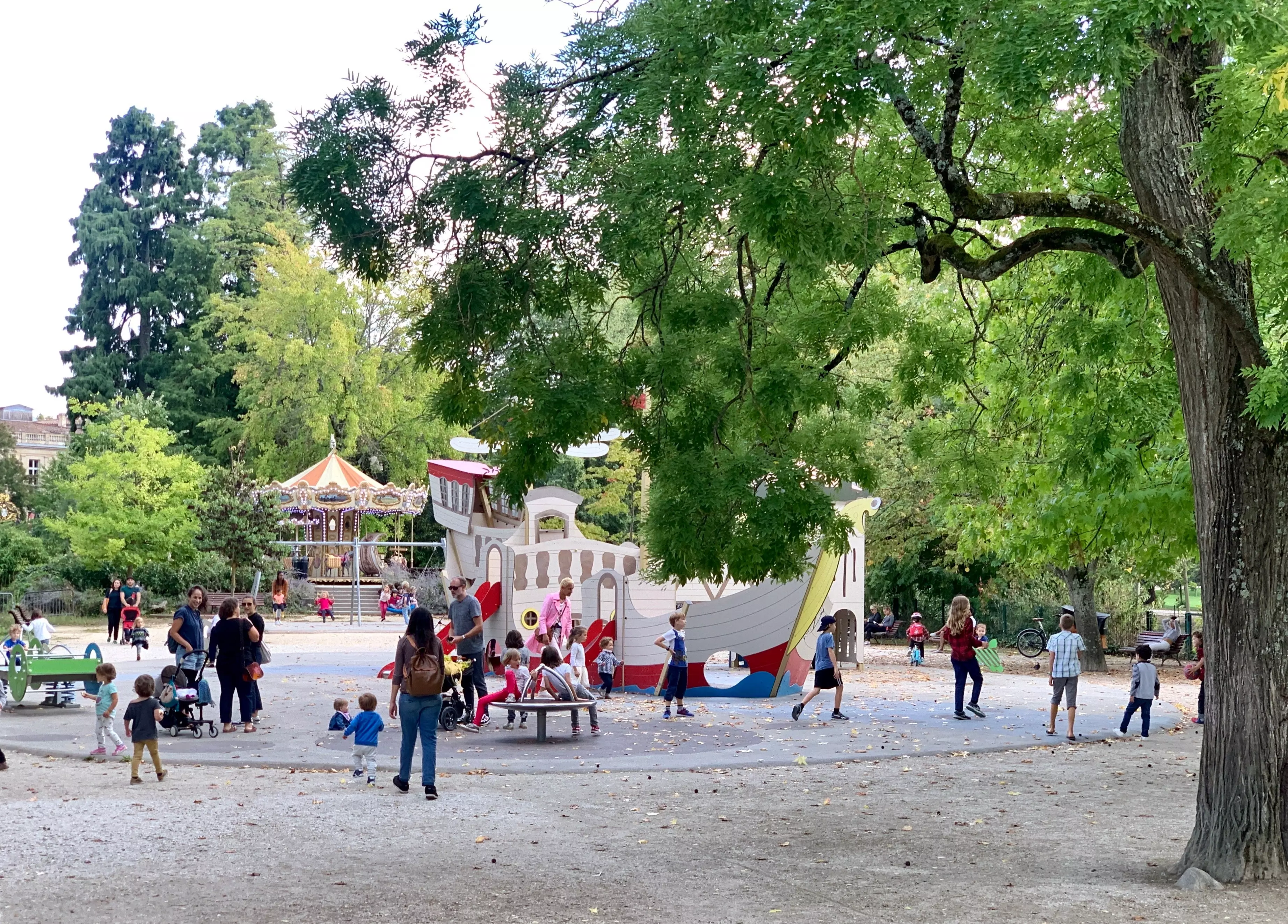 Obitelji se okupljaju na igralištu u Javnom vrtu. Foto: Melanie Haiken