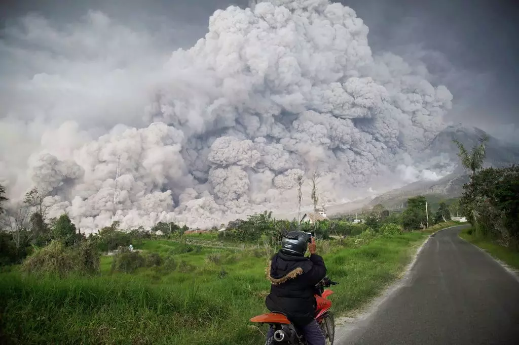 Indonesia ká Mt Sinabug Erupts, Airlines Gba Red Akiyesi