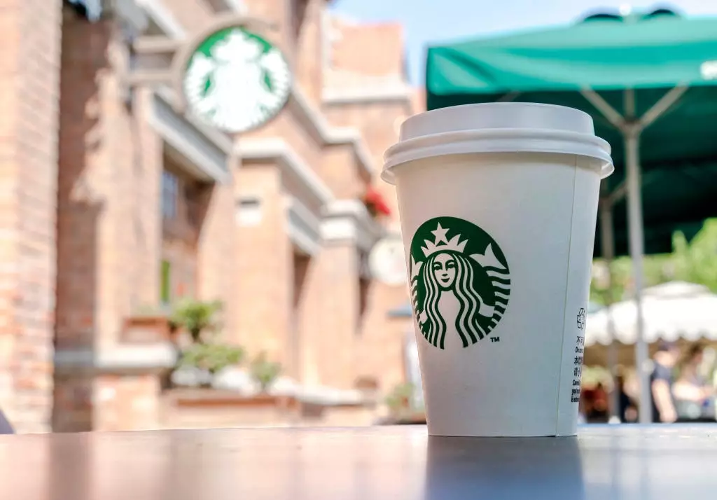 O le jo'gun awọn ẹsan meji ni Starbucks ni Ọjọbọ