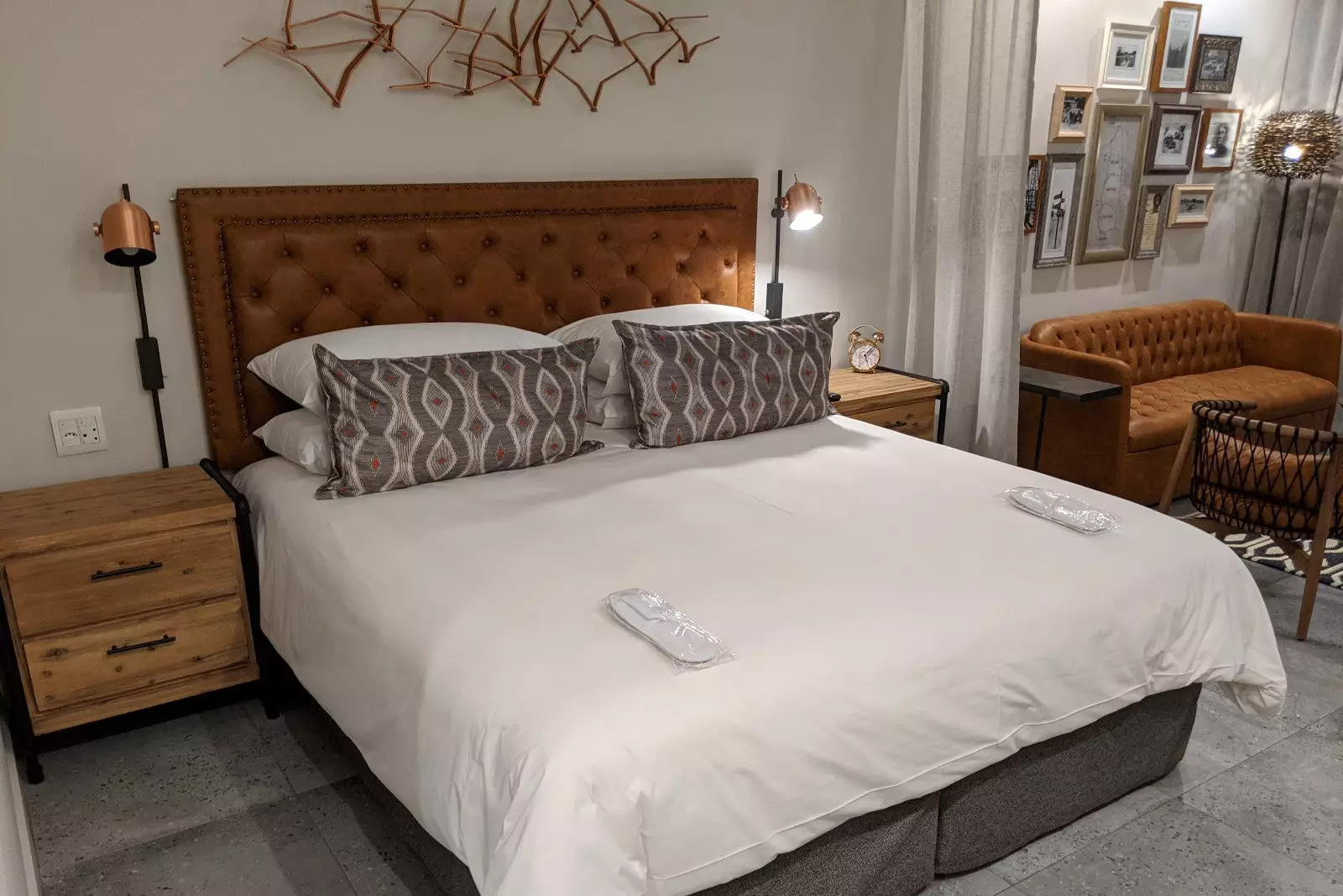 Grotere kamer met kingsize bed bij Protea Hotel Kruger Gate