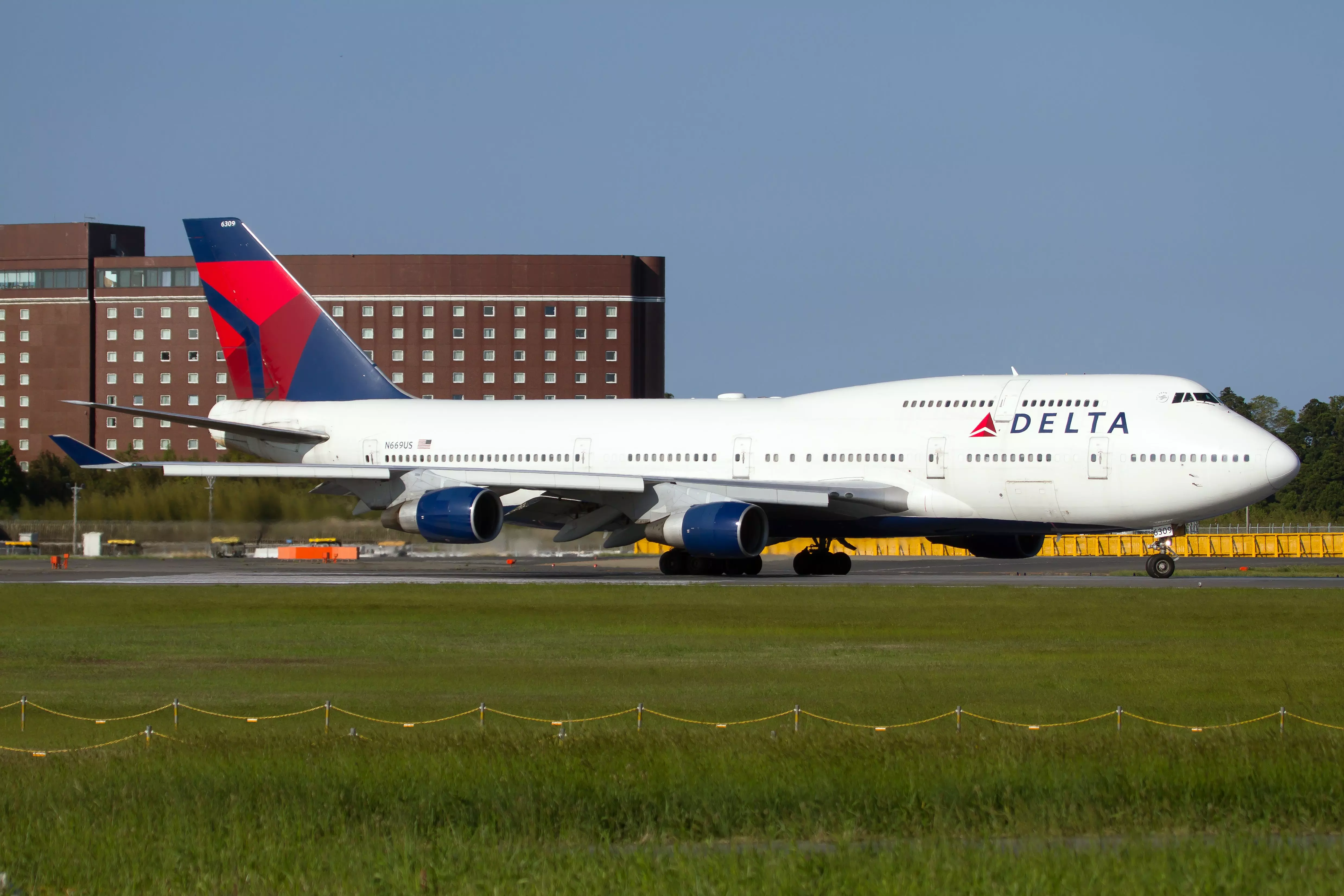 АЭРОПОРТ НАРИТА, ТОКИО, ЯПОНИЯ - 2017/05/05: Delta Air Lines Boeing 747-400 Токио Нарита аэропортунан учууга даяр. (Фабрицио Гандолфонун фотосу/SOPA Images/LightRocket аркылуу Getty Images)