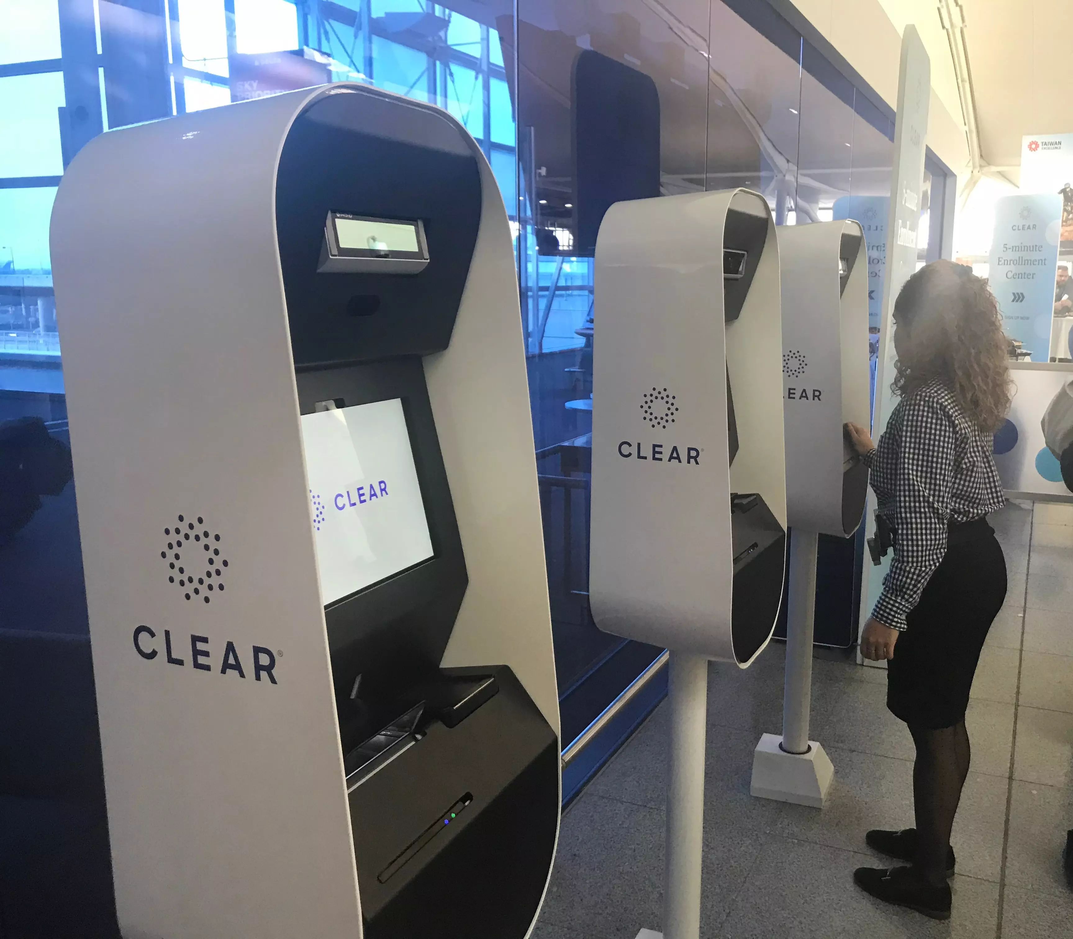 Кардарлар New York JFK аэропортундагы CLEAR киосктору. (Delta Air Lines компаниясынын уруксаты менен)