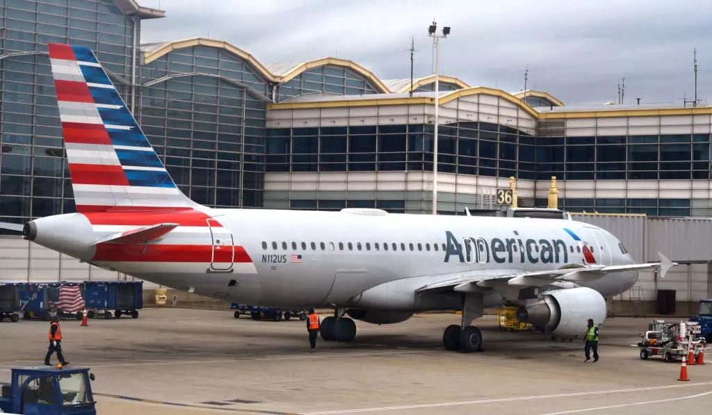 EWASHINGTON, D.C. - APRILI 24, 2018: Inqwelomoya yabakhweli yaseMelika iAirbus A320 ikwisango lesikhululo seenqwelomoya iRonald Reagan Washington eWashington, D.C. (Ifoto nguRobert Alexander/Getty Images)