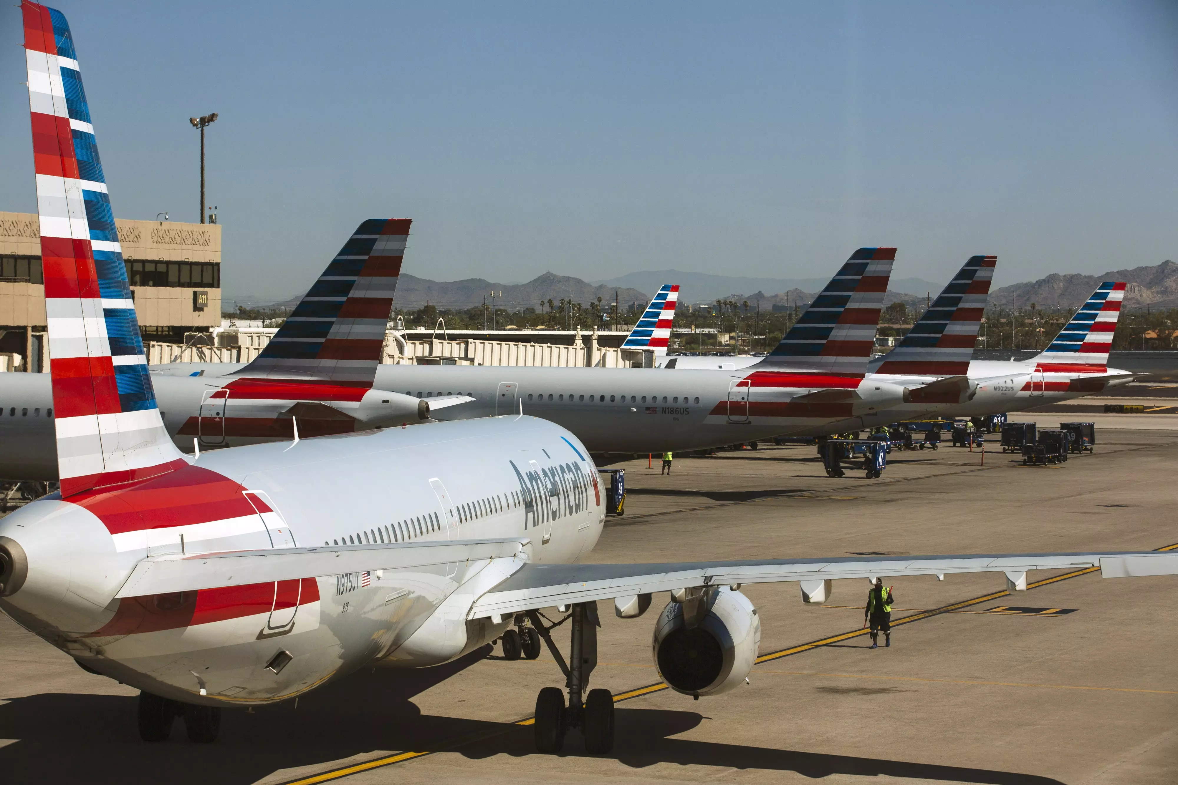 Scaird-thacsaithe American Airlines ag Aerfort Idirnáisiúnta Phoenix Sky Harbour (PHX) 5 Iúil, 2018. (Grianghraf le Angus Mordant/Bloomberg trí Getty Images)