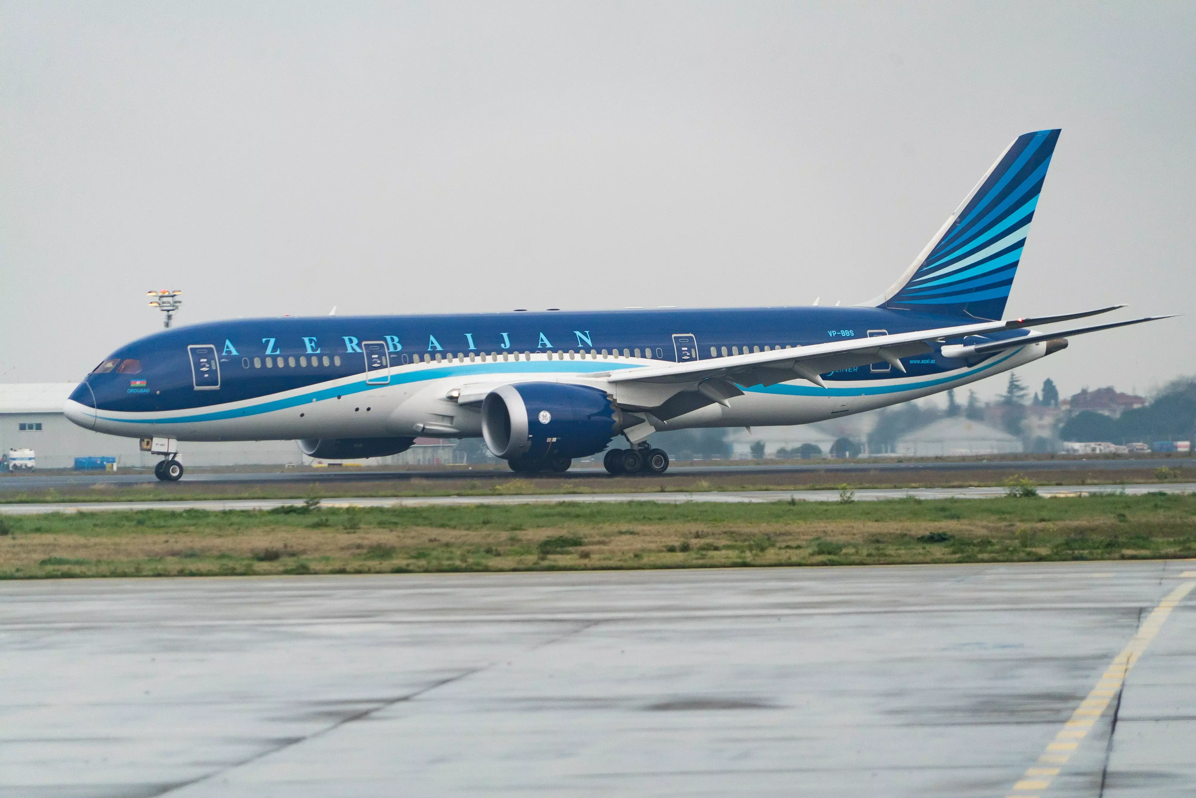 AZAL Azerbaijan Airlines Boeing 787-8 Dreamliner le clárú VP-BBS in Iostanbúl IST LTBA Aerfort Ataturk ag tacsaí tar éis tuirlingt. Nascann AZAL Aerfort Idirnáisiúnta Baku Heydar Aliyev GYD / UBBB le Iostanbúl, an Tuirc. (Grianghraf le Nicolas Economou/NurPhoto trí Getty Images)