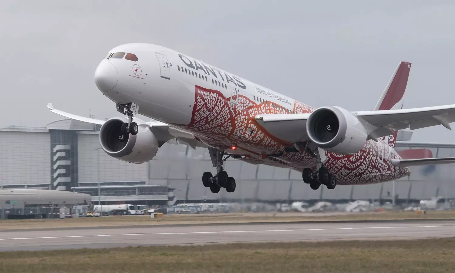 LONDON, ENGLAND - MARCH 25: Sefofane sa Qantas sa QF10 se tloha Heathrow tseleng e eang Perth, Australia ka la 25 Hlakubele 2018 London, United Kingdom. Boeing 787 Dreamliner e tla fofa sebaka sa 14,498km e sa emise ka nako e ka tlase ho lihora tse 17. Ena ke ts'ebeletso ea pele e tobileng ea sefofane ho tloha London ho ea Australia e qala beke ena. (Senepe ke James D. Morgan/Getty Images)