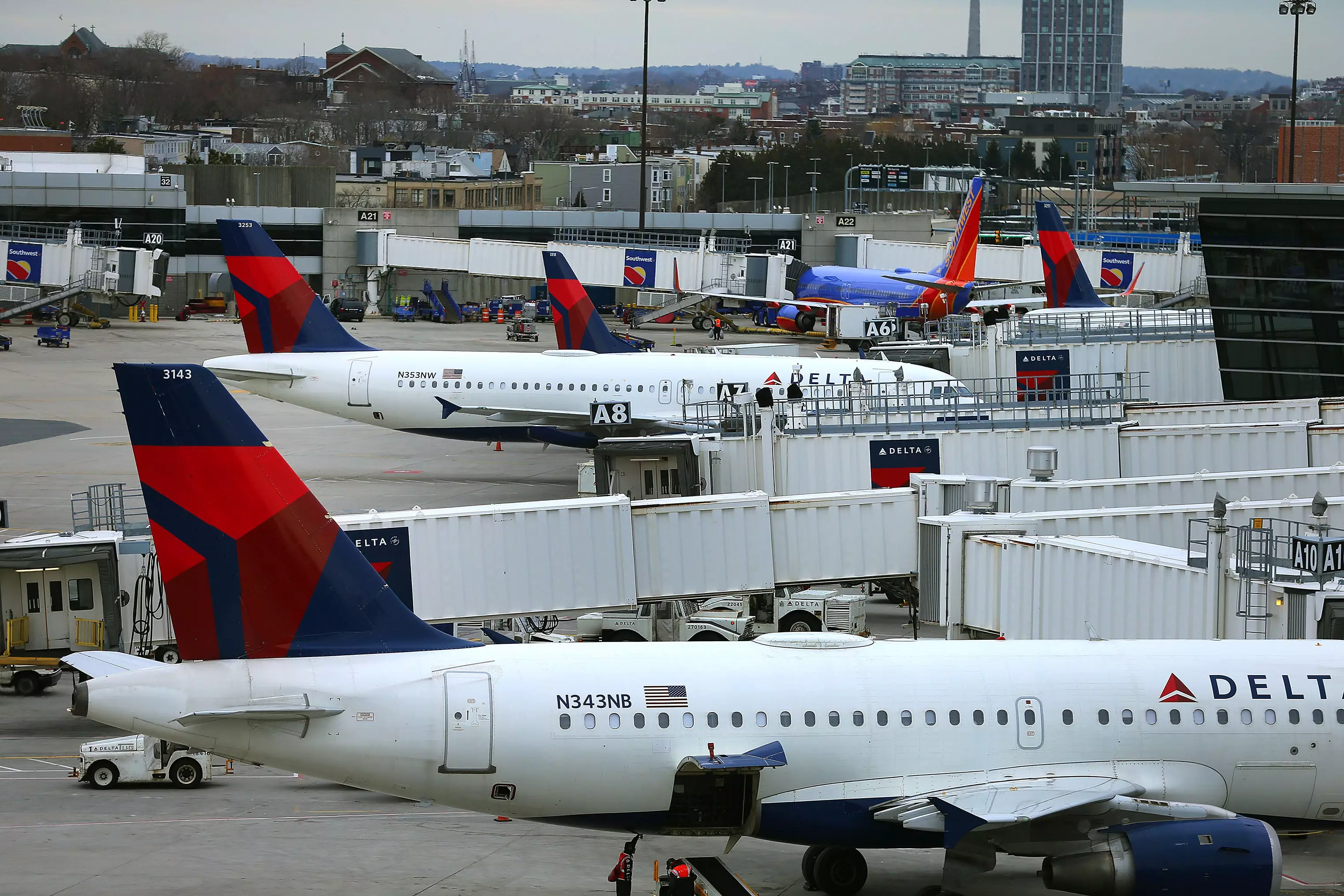 Aerárthaí Delta agus Iardheisceart páirceáilte ag críochfort A ag Boston Logan. (Grianghraf le John Tlumacki/The Boston Globe trí Getty Images)