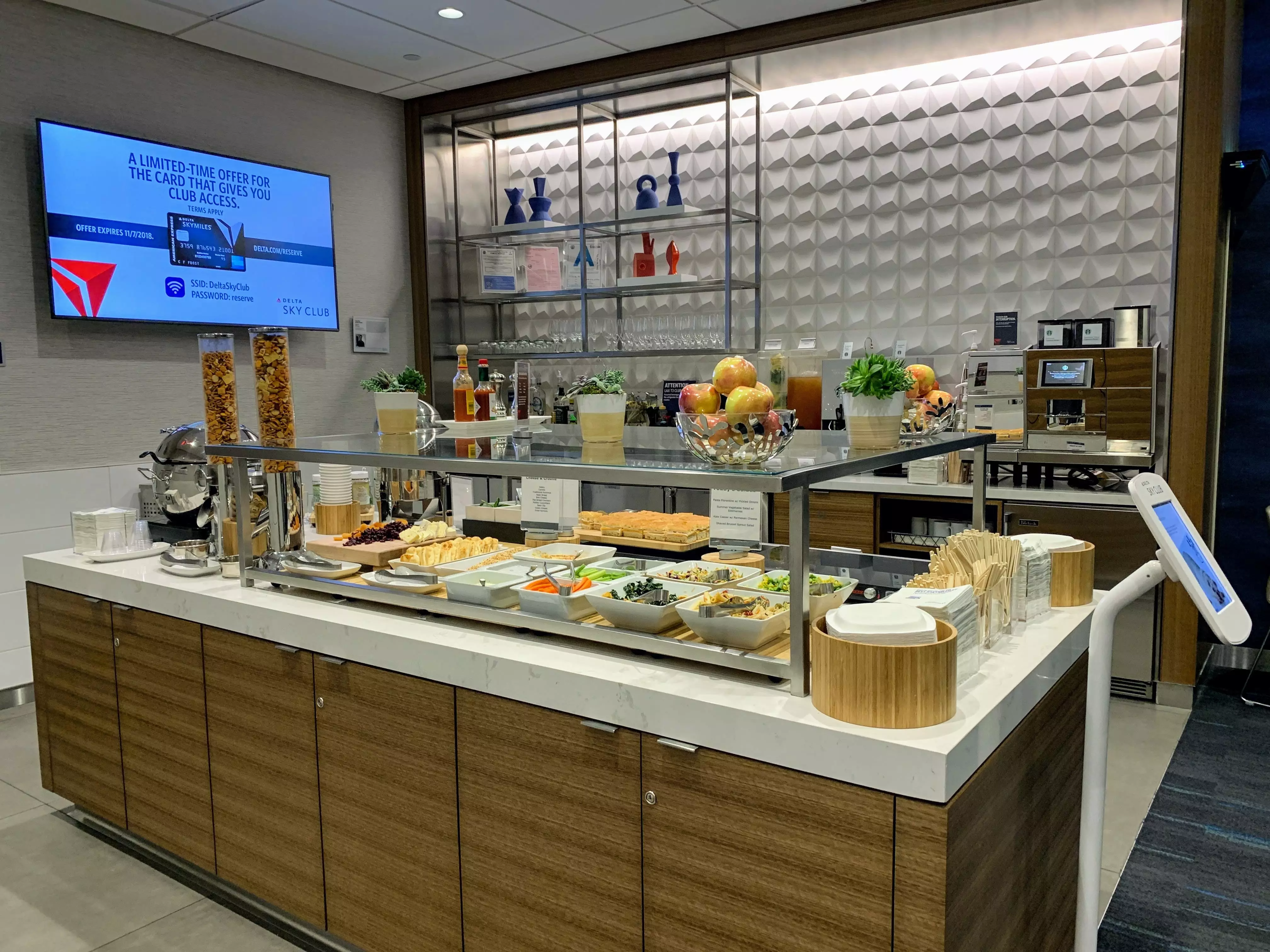 LAX Terminal 3 – Essen im Delta Sky Club