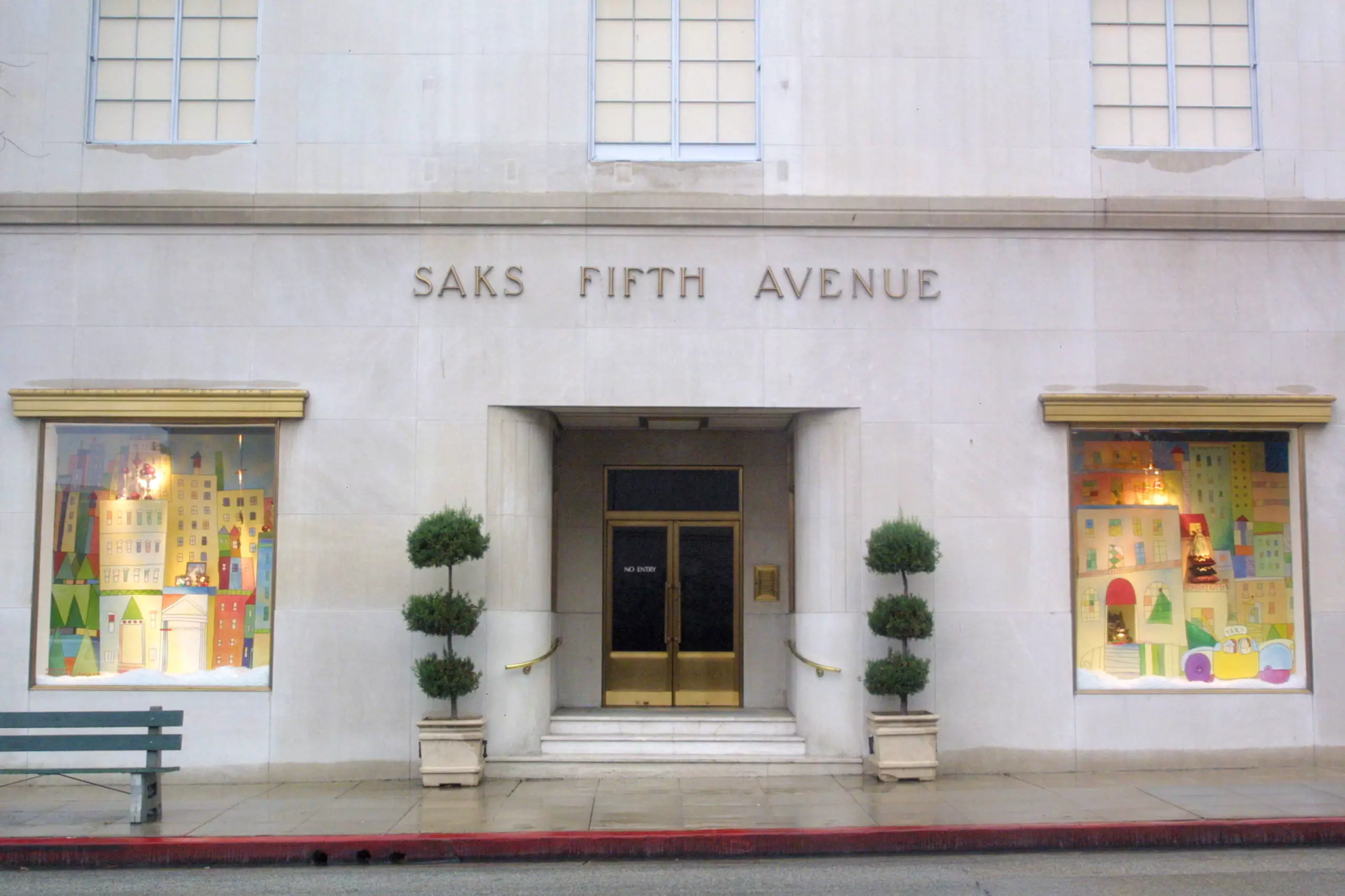 Eich canllaw i gredyd Amex Platinum Saks Fifth Avenue