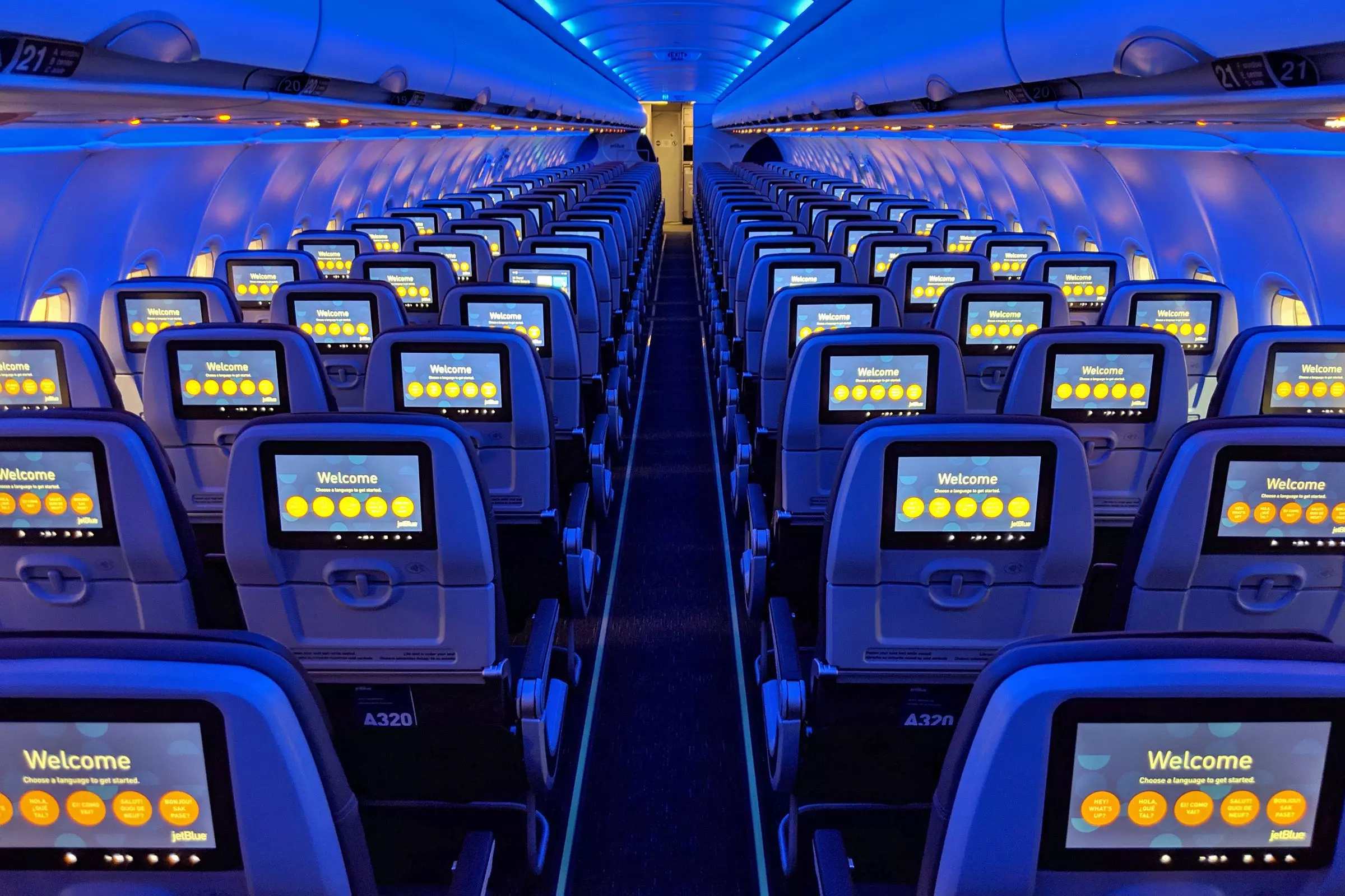 JetBlue'nun yeniden şekillendirilmiş A320 koltuk arkası eğlence sistemi. (Zach Honig'in fotoğrafı)