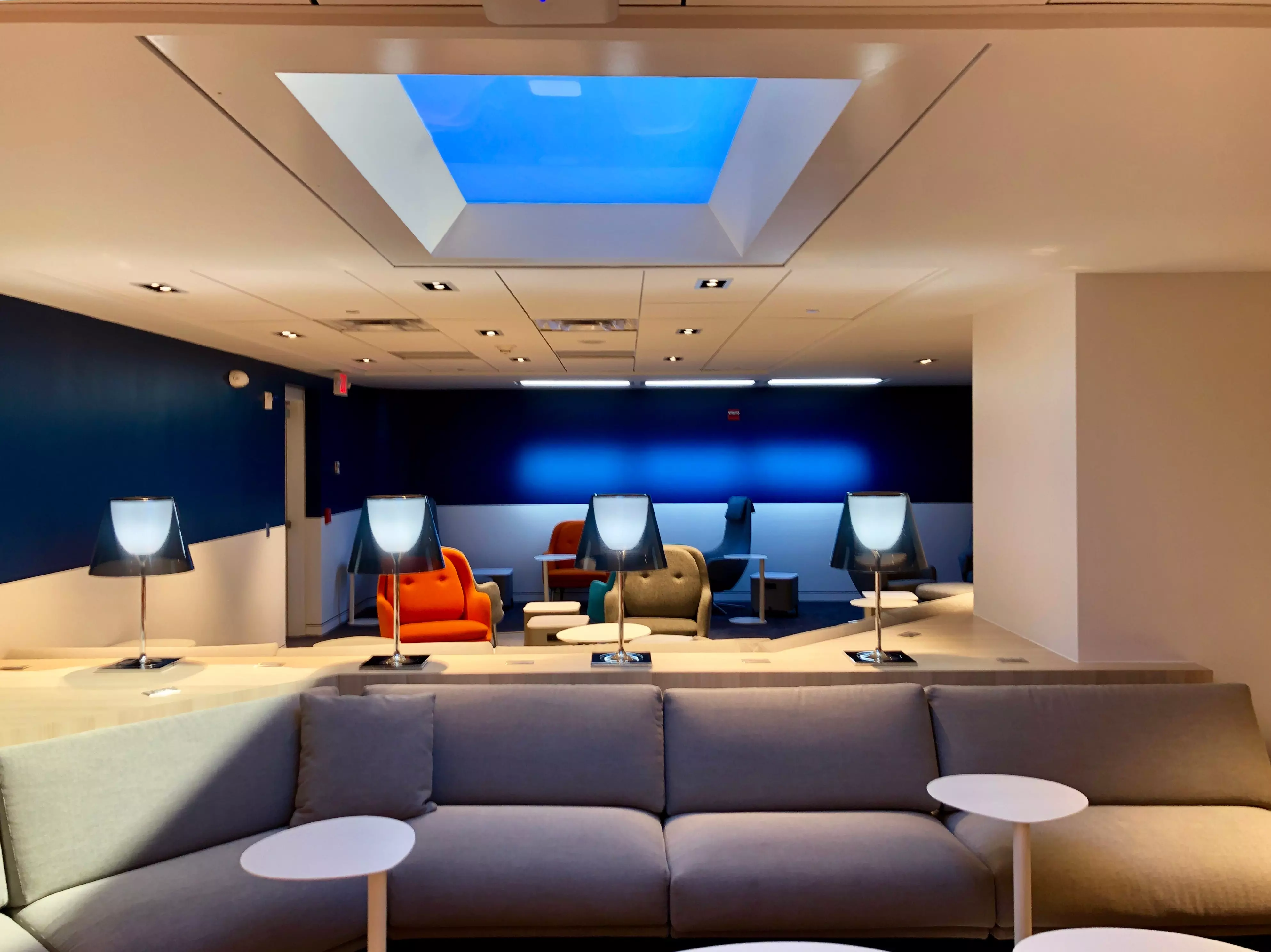 Noul spațiu de la parter din lounge-ul Air France-KLM de la Dulles are lumini asemănătoare luminatoarelor. Imagine de Edward Russell/TPG.