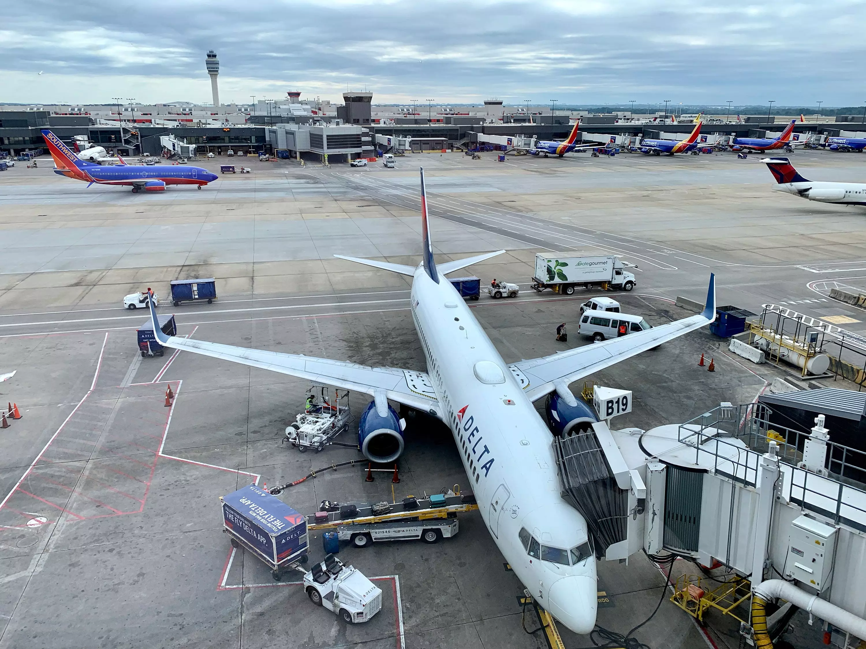 delta-southwest-jet-jets-plane-planes-airplanes-atl-airport-atlanta