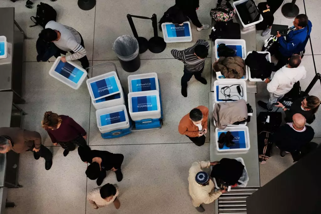 NEW YORK, NEW YORK - JANUARI 09: Passagiers wachten in een rij van de Transportation Security Administration op JFK airport op 09 januari 2019 in New York City. Er is gemeld dat honderden TSA-screeners en agenten zich ziek hebben gemeld van hun diensten van een aantal grote luchthavens terwijl de gedeeltelijke sluiting van de overheid voortduurt. Medewerkers van de TSA, wiens taak het is om luchtvaartmaatschappijen te beschermen, worden gedwongen te werken zonder te weten wanneer hun volgende salaris komt. (Foto door Spencer Platt/Getty Images)