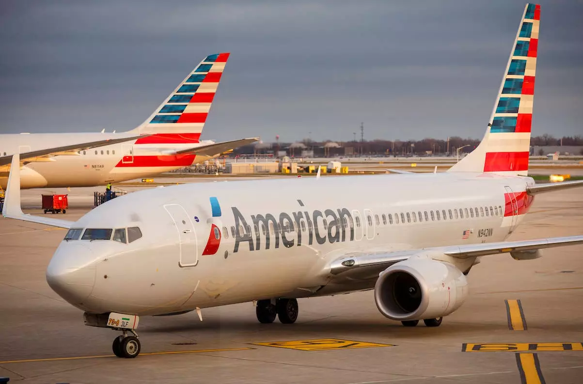 Een vliegtuig van American Airlines gaat op eerste kerstdag 25 december 2015 naar de gate van Chicago's O'Hare International Airport. (Foto door John Gress/Corbis via Getty Images)