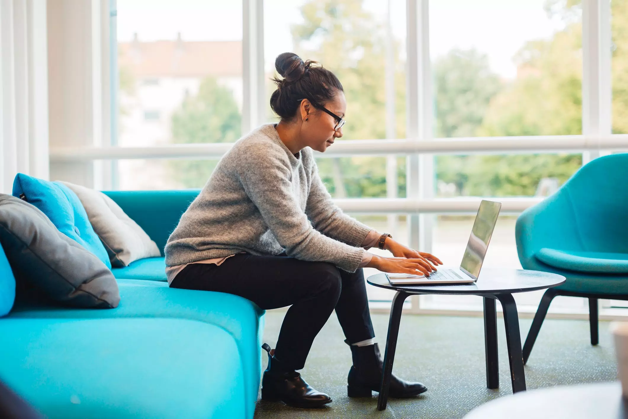 Mujer trabajando en una computadora