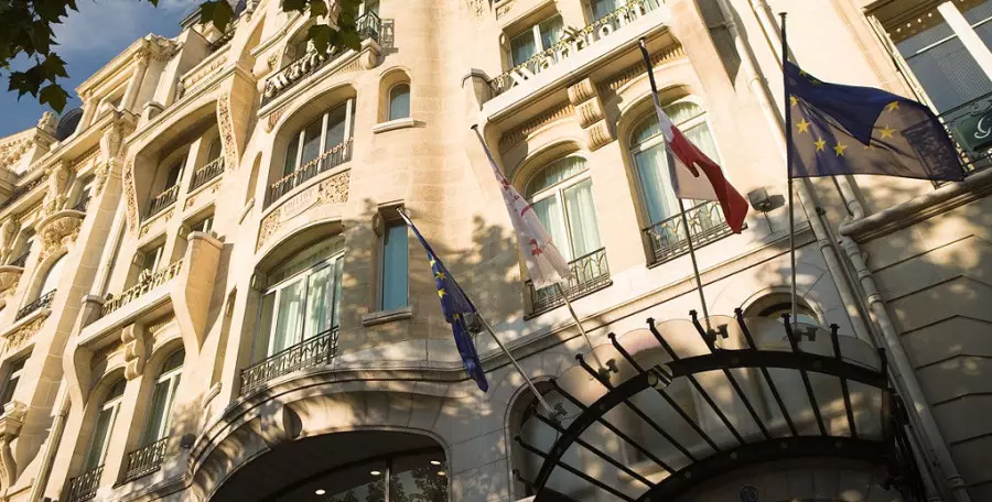 Marriott na Champs Elysees dị na Paris bụ ebe mara mma iji gbapụta isi ihe gị.