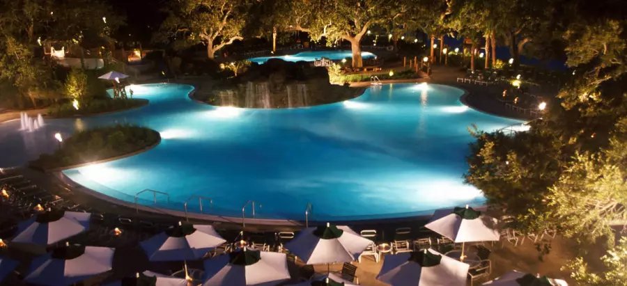 Iż-żona sabiħa tal-pool fil-Grand Hotel Marriott f'Alabama.