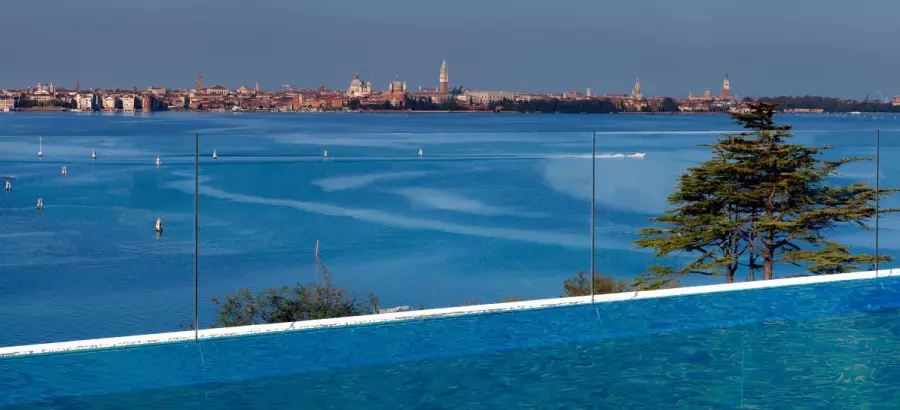 Este greu de imaginat o vedere la piscină mai bună decât cea a lui J.W. Marriott din Veneția.