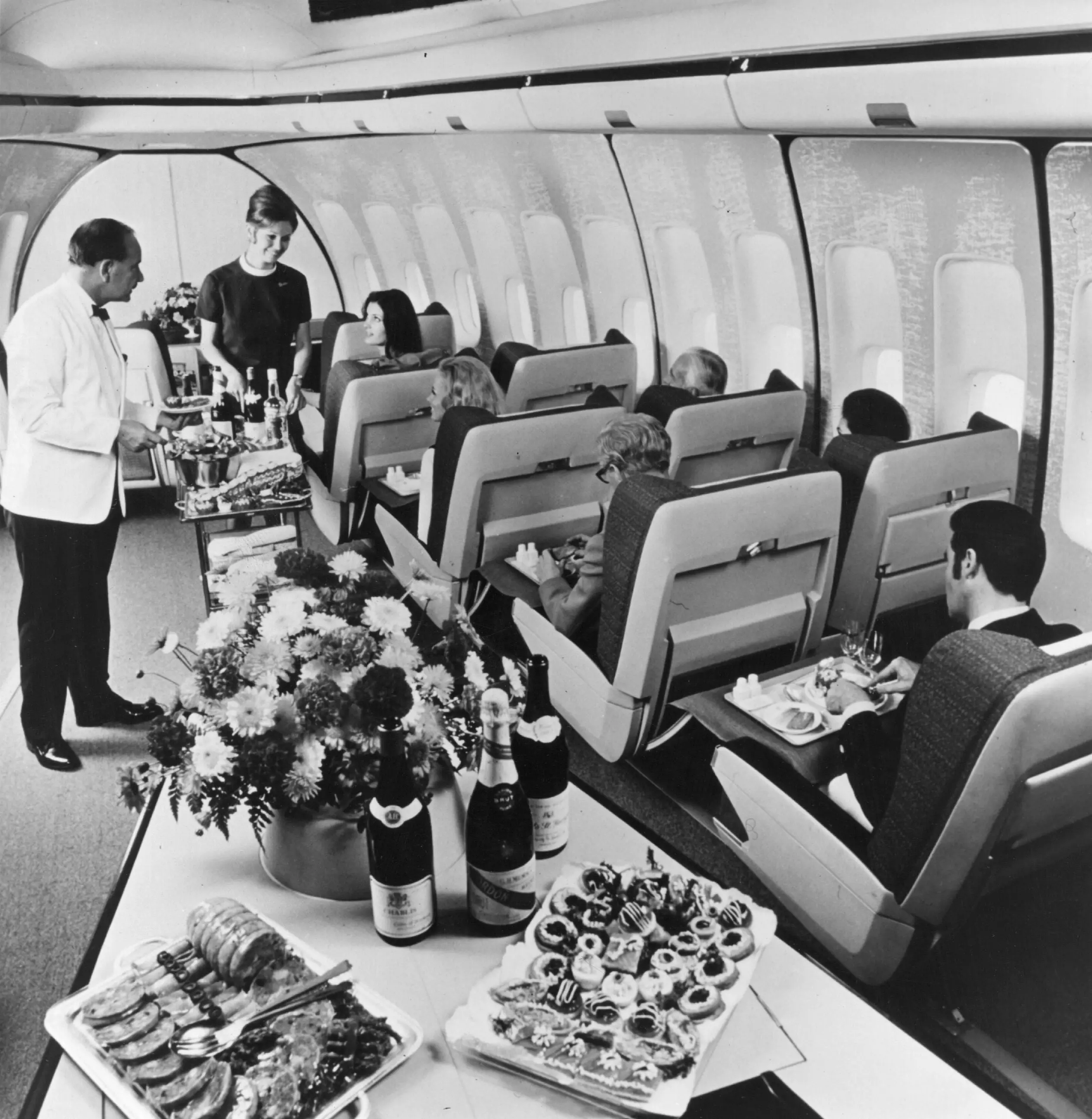 Förstaklasspassagerare i en BOAC Boeing 747 Jumbo Jet serveras lunch. (Foto av Fox Photos/Getty Images)