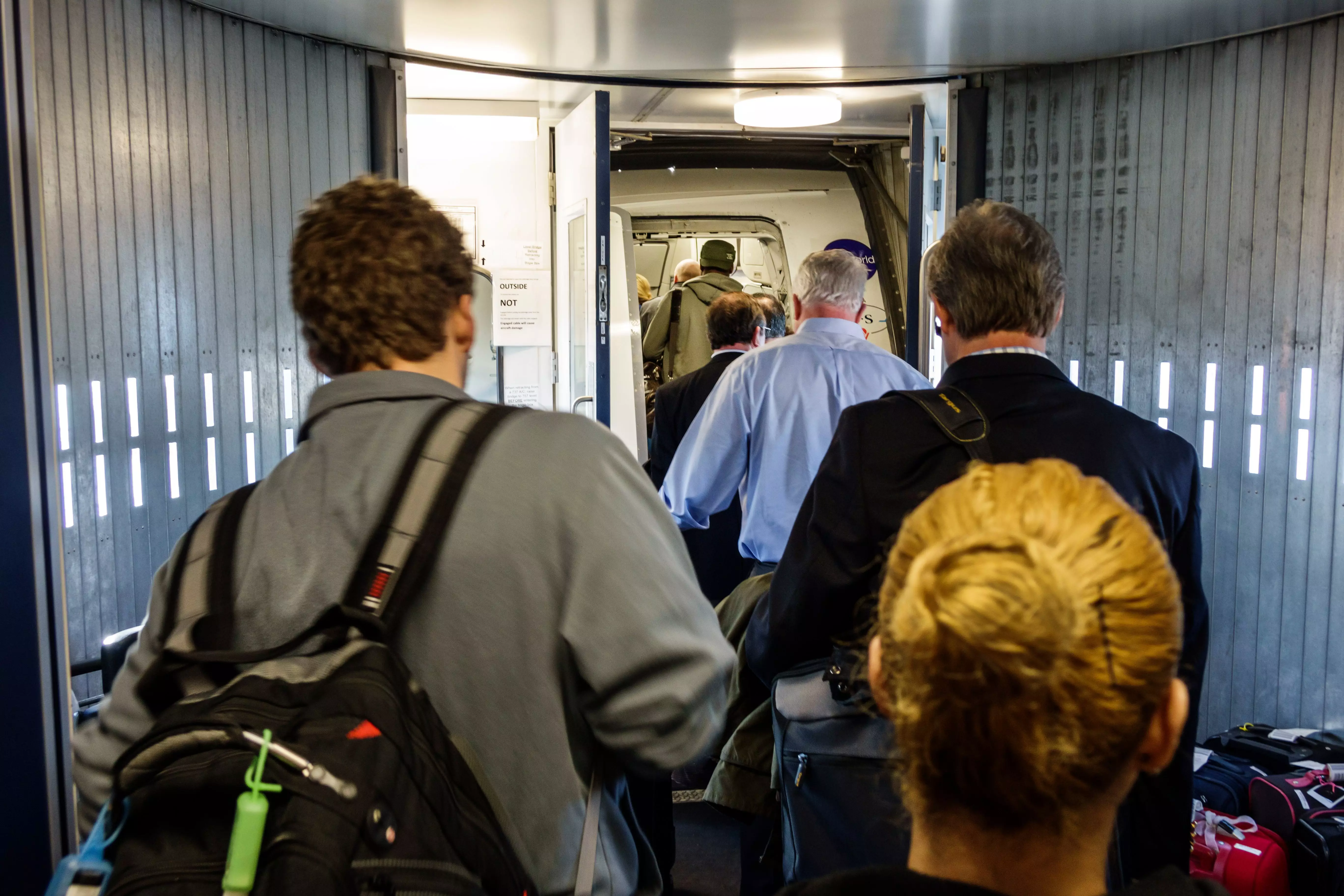 Passagiere, denen die Beförderung auf Flügen nach, von und innerhalb Kanadas unfreiwillig verweigert wird, haben bald Anspruch auf eine Entschädigung von bis zu 2400 CAD. (Foto von: Jeffrey Greenberg/Universal Images Group über Getty Images)