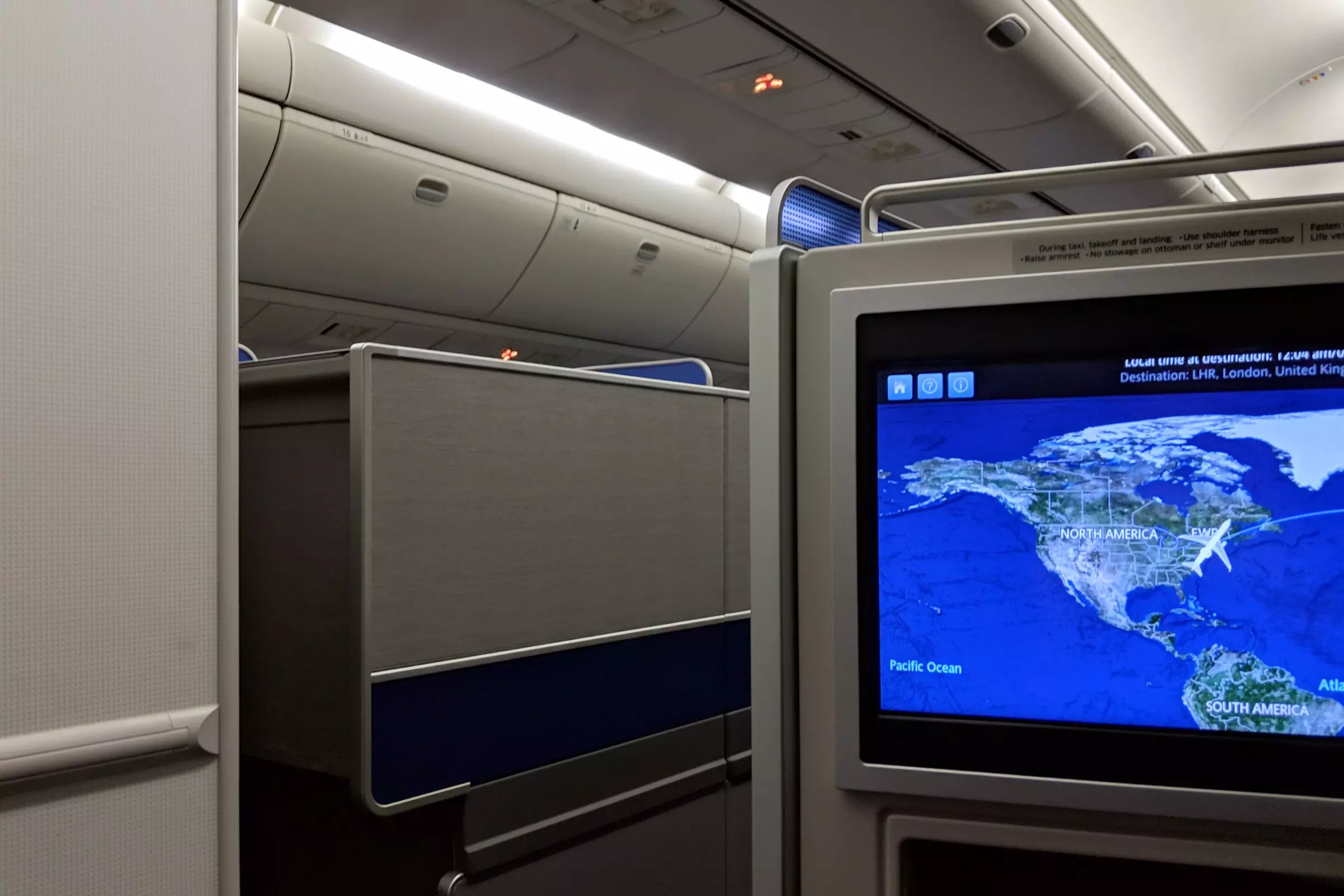 16 Rows of Biz: Recenzia Polaris na United's 'High-J' 767 34120_51