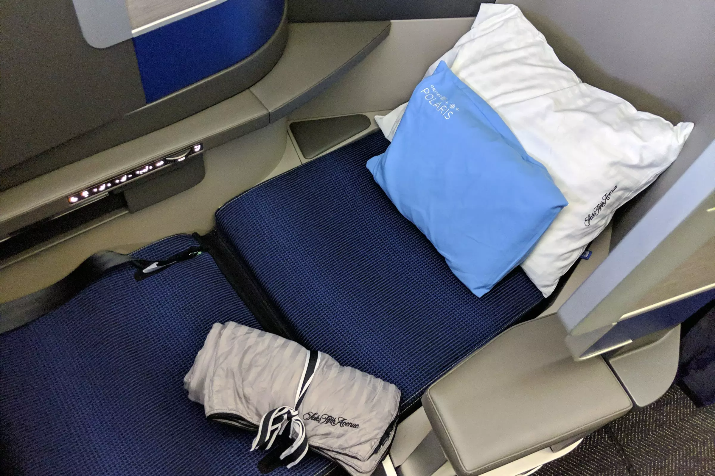 16 Rows of Biz: Recenzia Polaris na United's 'High-J' 767 34120_54