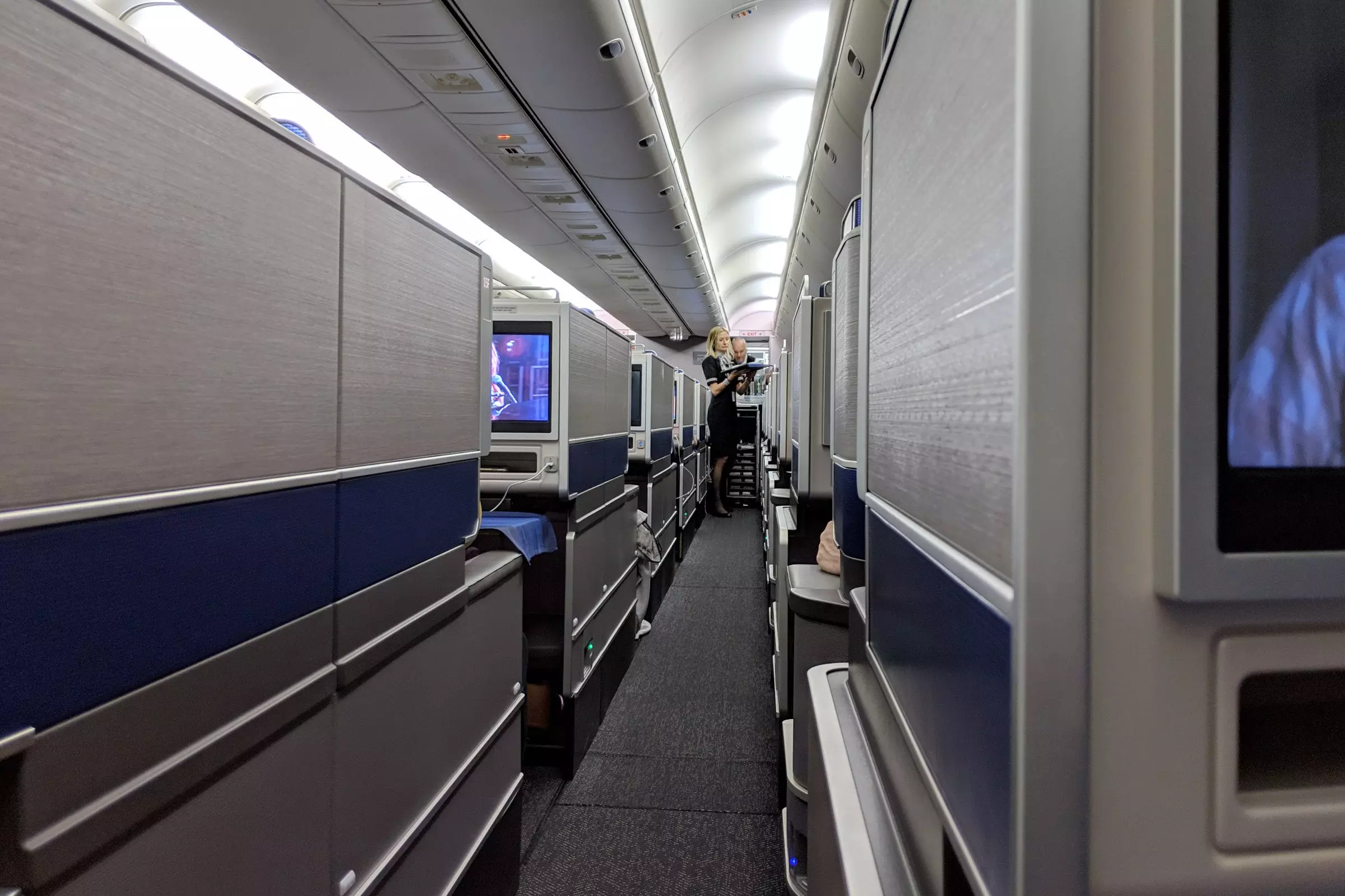 16 Rows of Biz: Recenzia Polaris na United's 'High-J' 767 34120_79