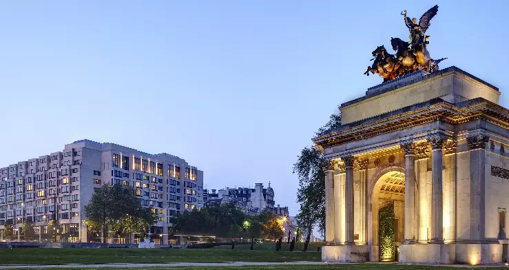 O le InterContinental London Park Lane o lo'o tu lelei i le eria o Mayfair o le taulaga.