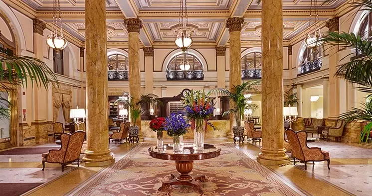 Die weelderige voorportaal van die InterContinental Willard in Washington, D.C.