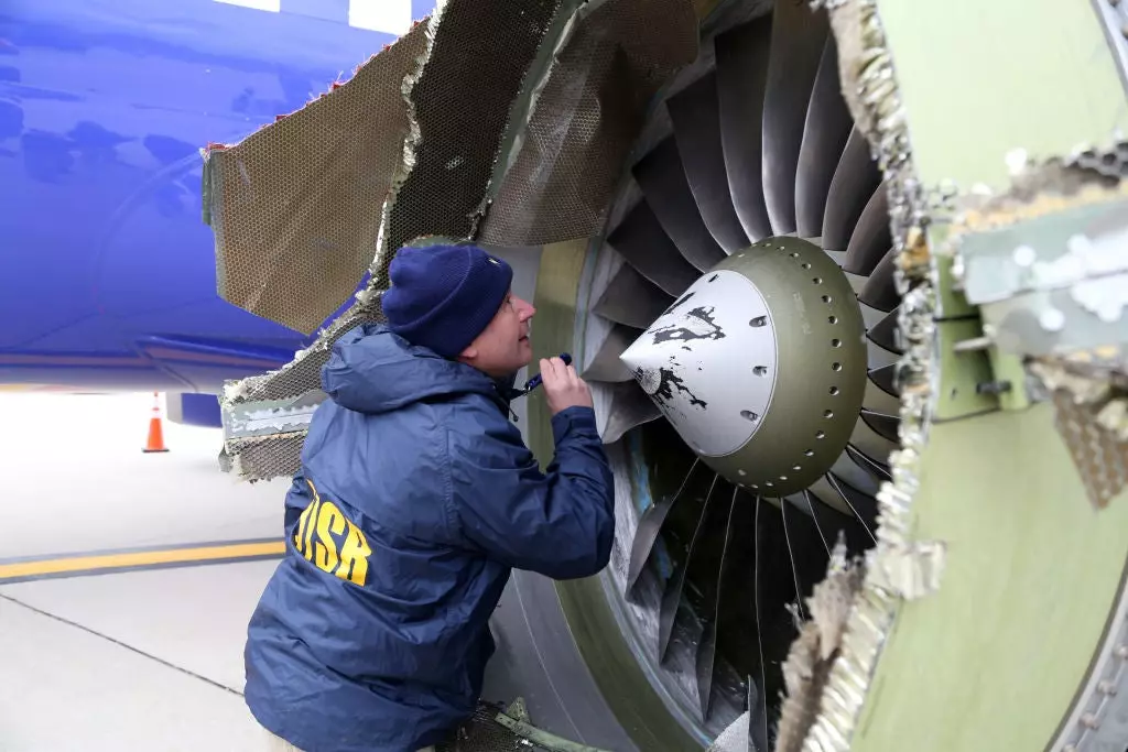 FILADELFIO, PA - 17 APRIL: En ĉi tiu papero de la Nacia Transporta Sekureca Estraro, NTSB-enketisto Jean-pierre Scarfo ekzamenas damaĝon al la CFM International 56-7B turboventolila motoro apartenanta Southwest Airlines Flight 1380 kiu disiĝis dum flugo Filadelfia Internacia Flughaveno la 17-an de aprilo 2018 en Filadelfio , Pensilvanio. Enketistoj ne povas klarigi kun certeco kial la maldekstra motoro en la Boeing 737 misfunkciis sed direktas sian atenton al metala laceco sur ventumilaj klingoj. Unu virino mortis dum la okazaĵo. (Foto de Keith Holloway/Nacia Estraro pri Sekureca Transportado per Getty Images)