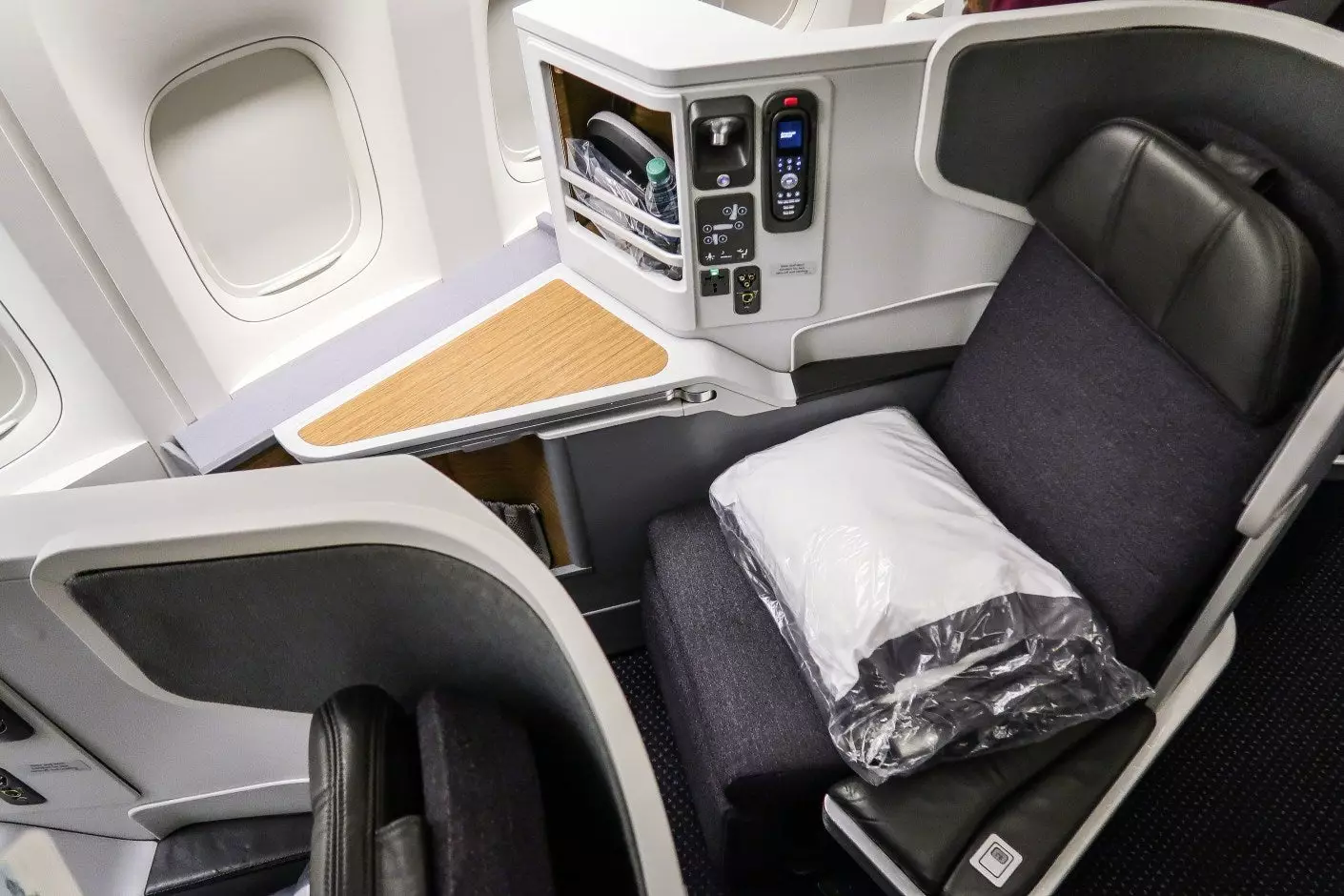 American Airlines Business Class บนเครื่องบินโบอิ้ง 777-300ER ภาพถ่ายโดยนิคกี้เคลวิน