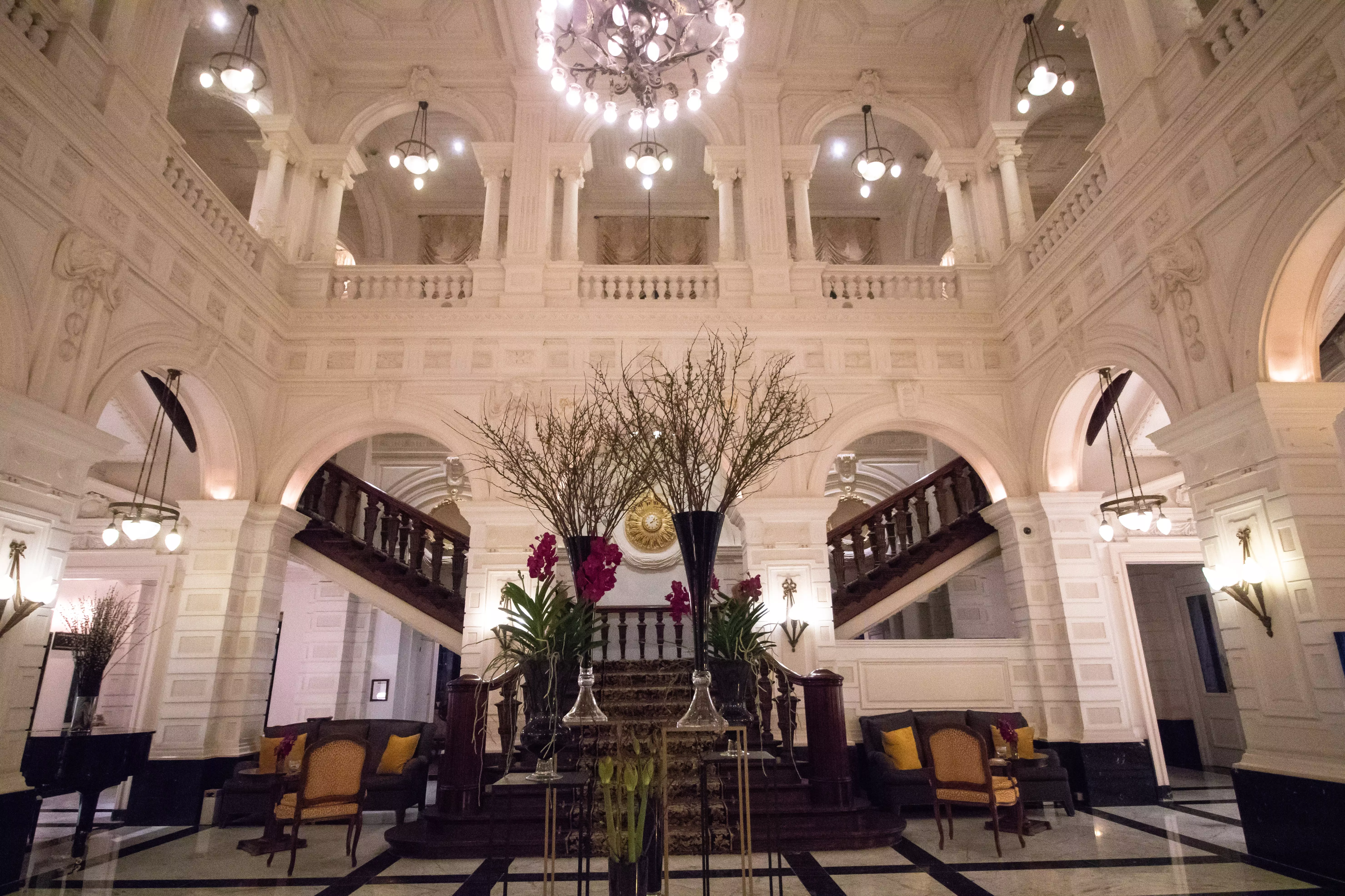 InterContinental Amstel Amsterdam-ın dəbdəbəli lobbisi. (Foto: Danielle VIto / The Points Guy)