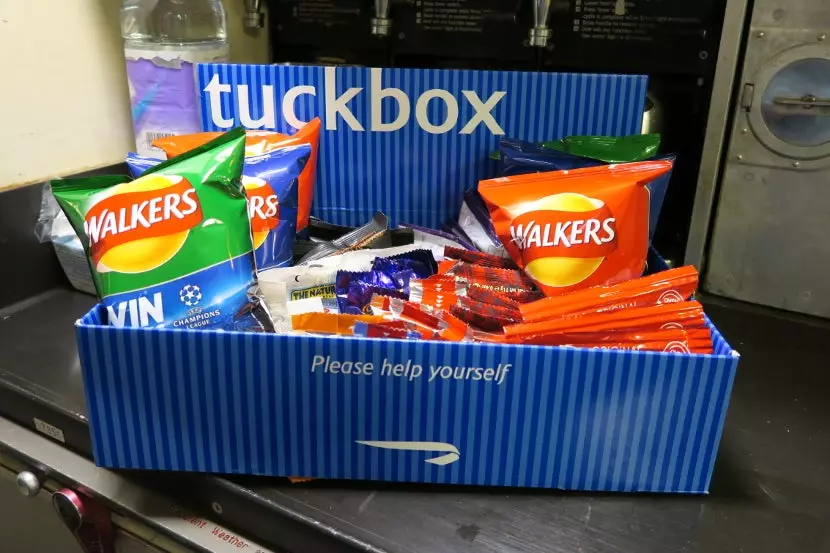 De selsbedieningssnackbox yn de kombuis befette in grut ferskaat oan snacks.