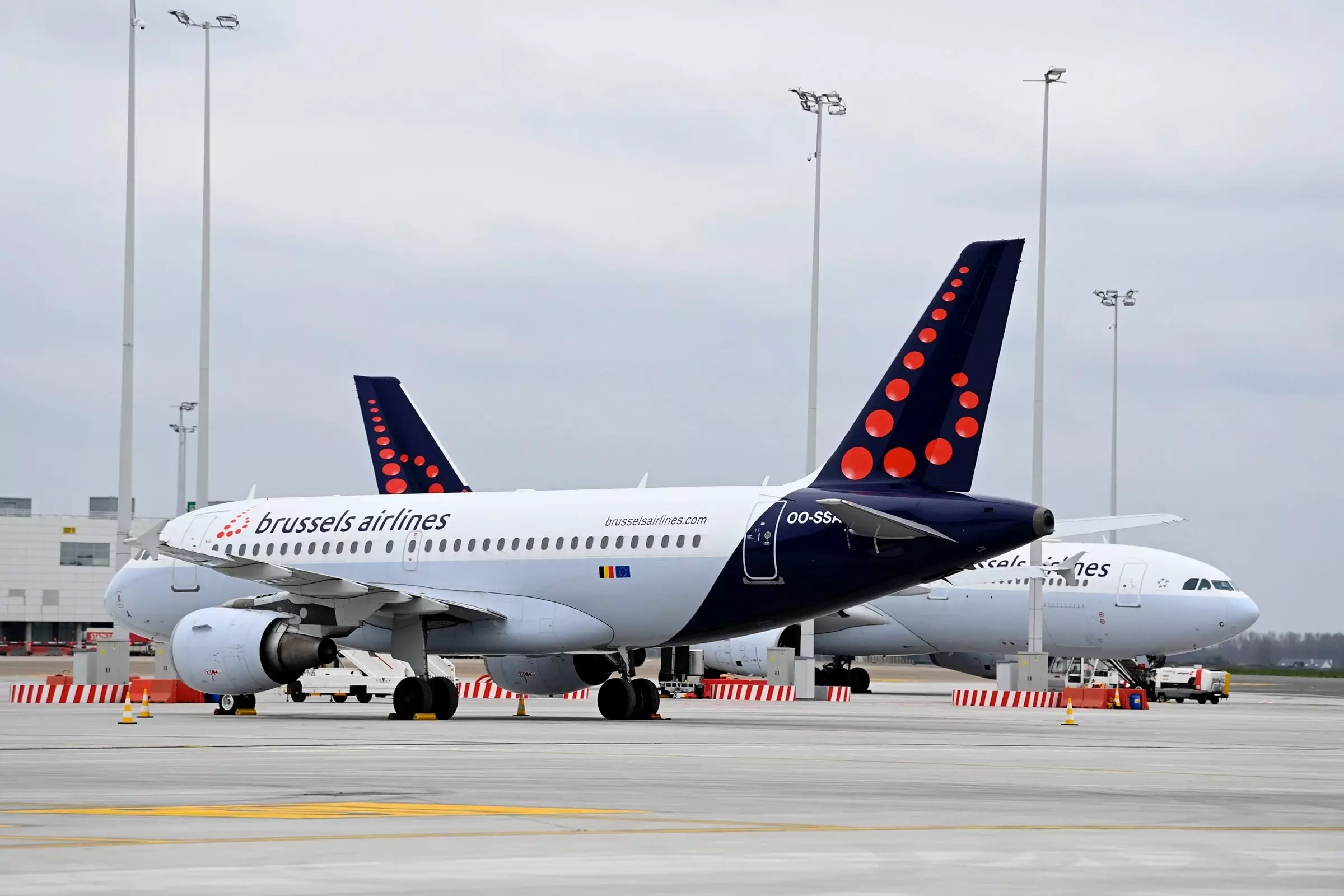 Brussels Airlines flygplan på marken på Bryssels flygplats