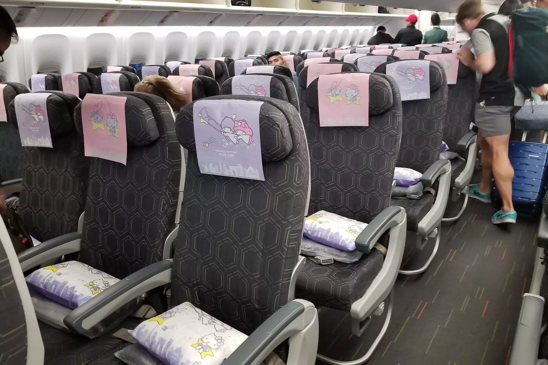 Hello Kitty irọri ati headrests nduro kọọkan ero.