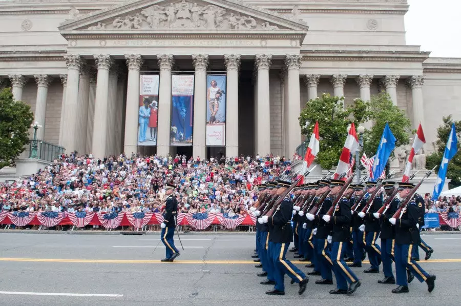 Sòlda Lame Ameriken yo ap mache pandan Parad Jounen Memorial Nasyonal la nan Washington, D.C., 27 me 2013. (Foto Lame Ameriken pa Sèjan Anplwaye Teddy Wade/ Degaje)