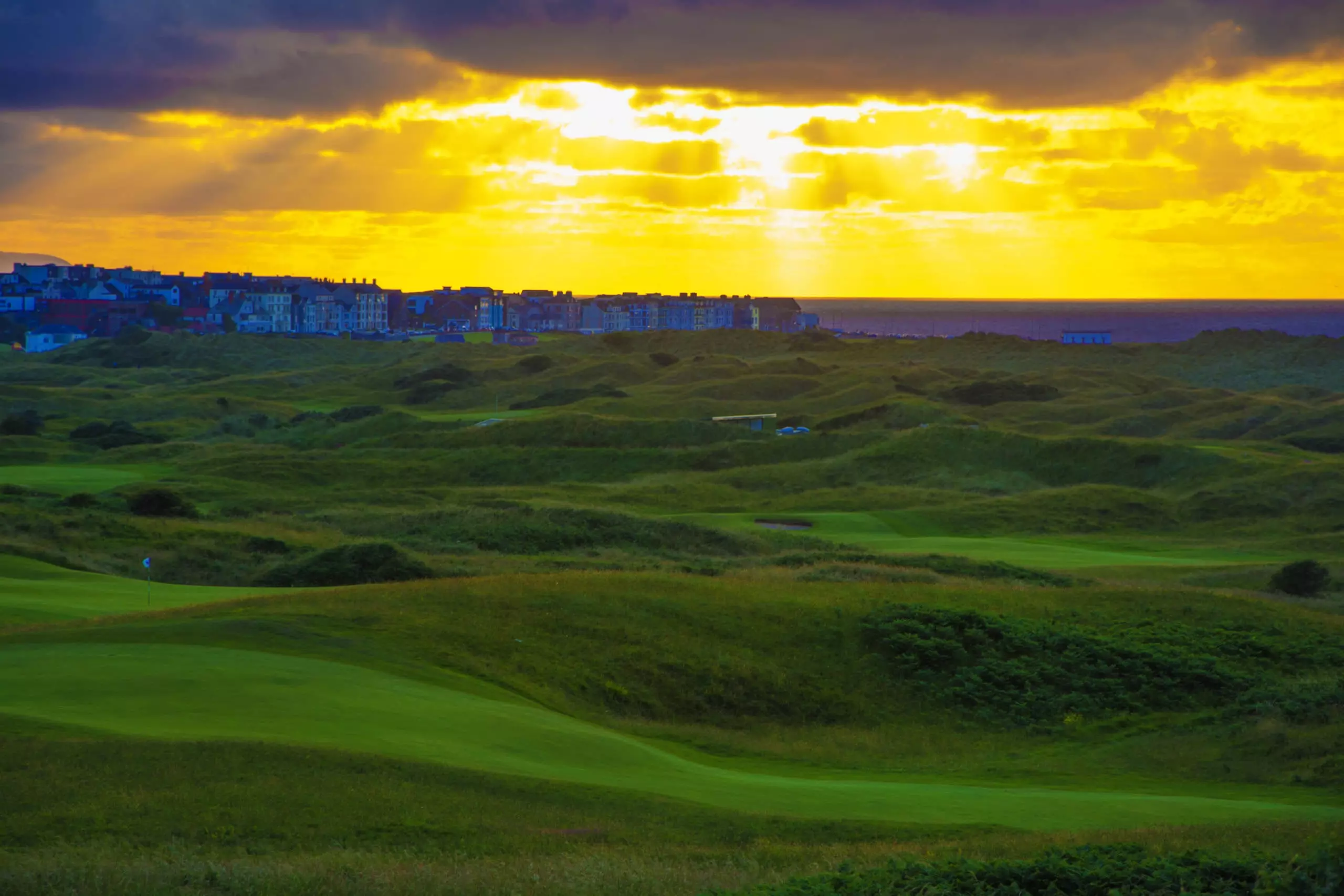 Sun Breaks through Clouds v Royal Portrush Golf Club. (Foto od Atlantic-Lens-Photography/Getty Images)