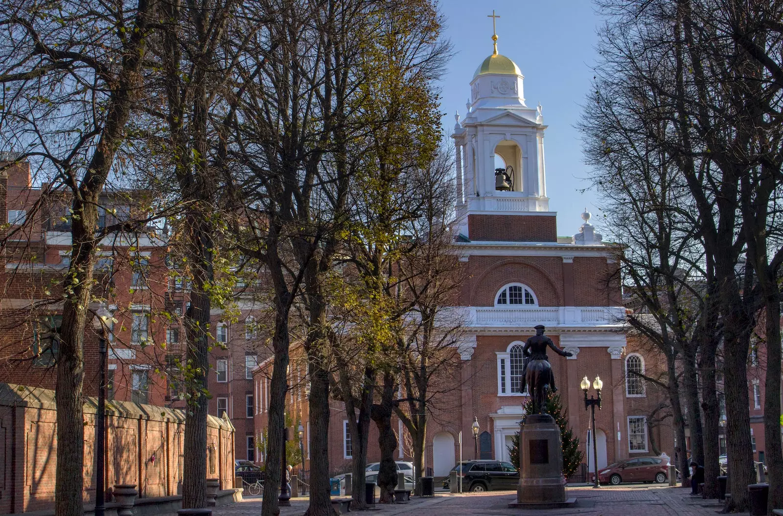 Ang Paul Revere Monument sa makasaysayan nga North End nga kasilinganan sa Boston.