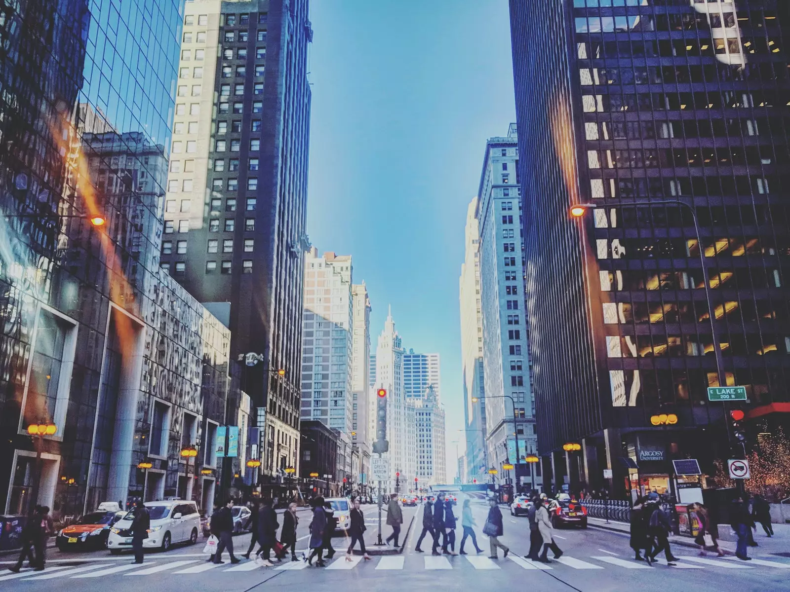 Mga pedestrian nga nagtabok sa dalan sa downtown Chicago.