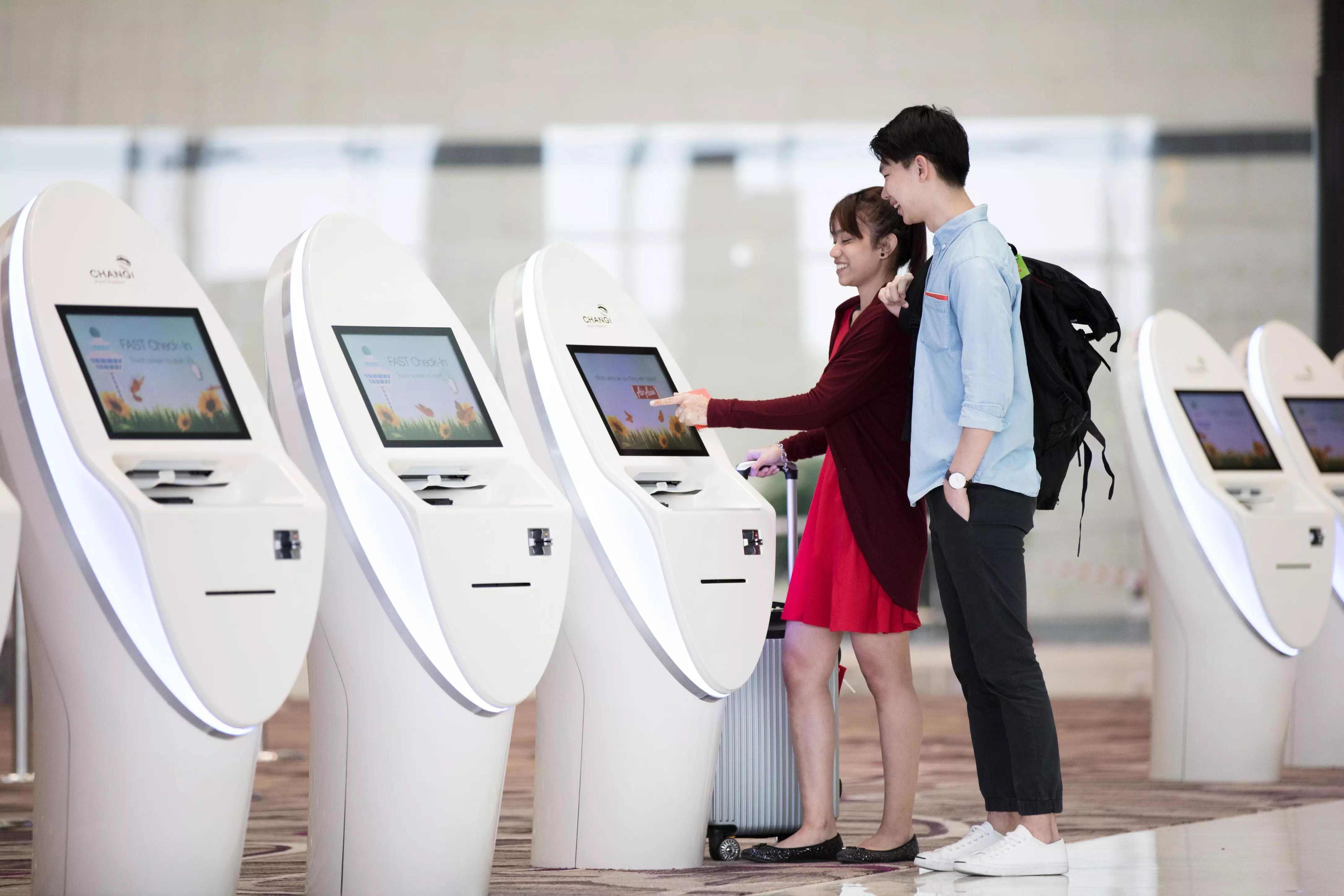 1. O passageiro faz o check-in para o voo, seleciona o assento e imprime as etiquetas da bagagem no ACK