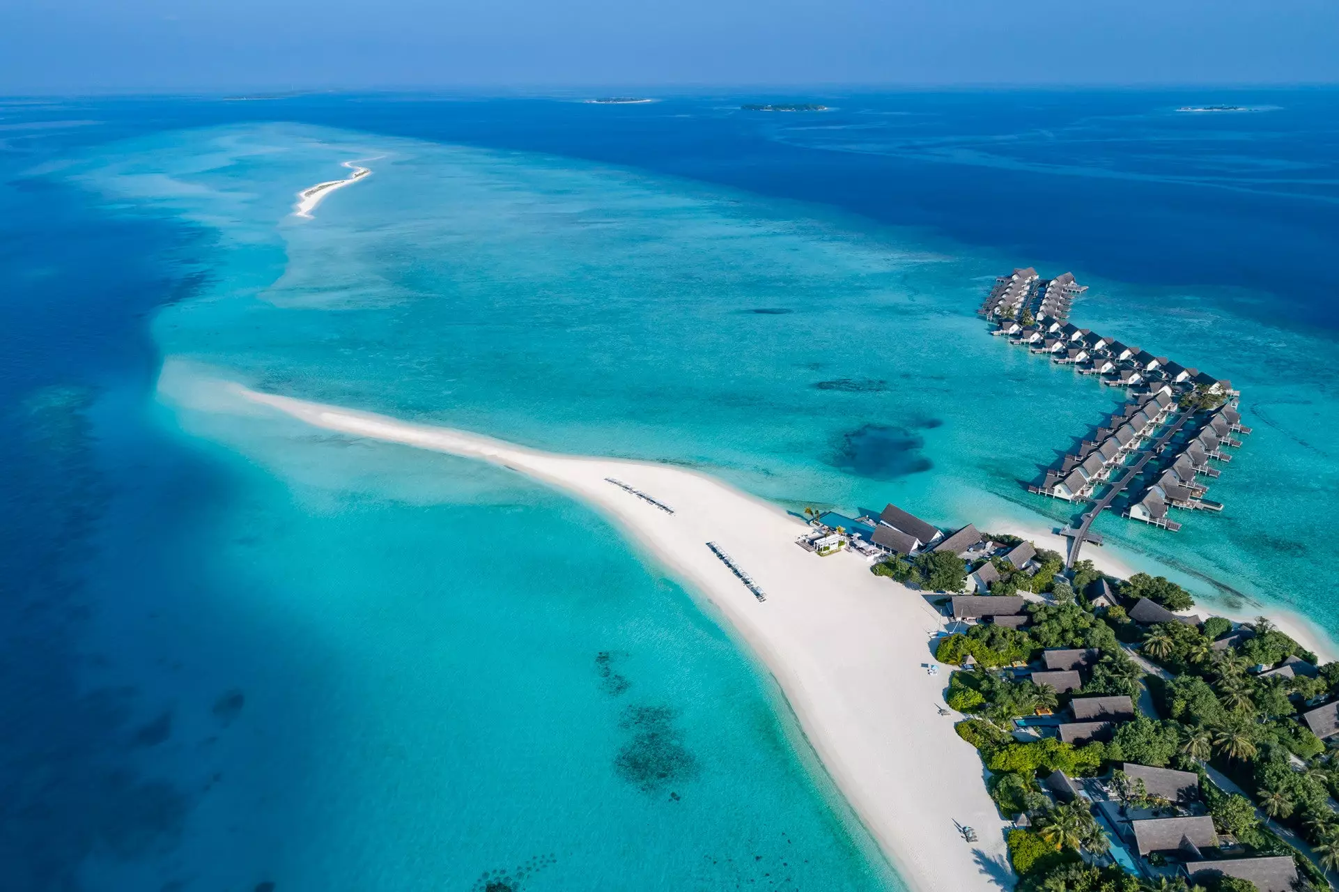 Witsandstrande, kristalhelder water en luukse oorde met oorwater-bungalows soos die Four Seasons Resort Maldives Laadaa Giraavaru, wat hier gewys word, is die beste aantrekkingskrag van die Maldive. (Foto met vergunning van Four Seasons).