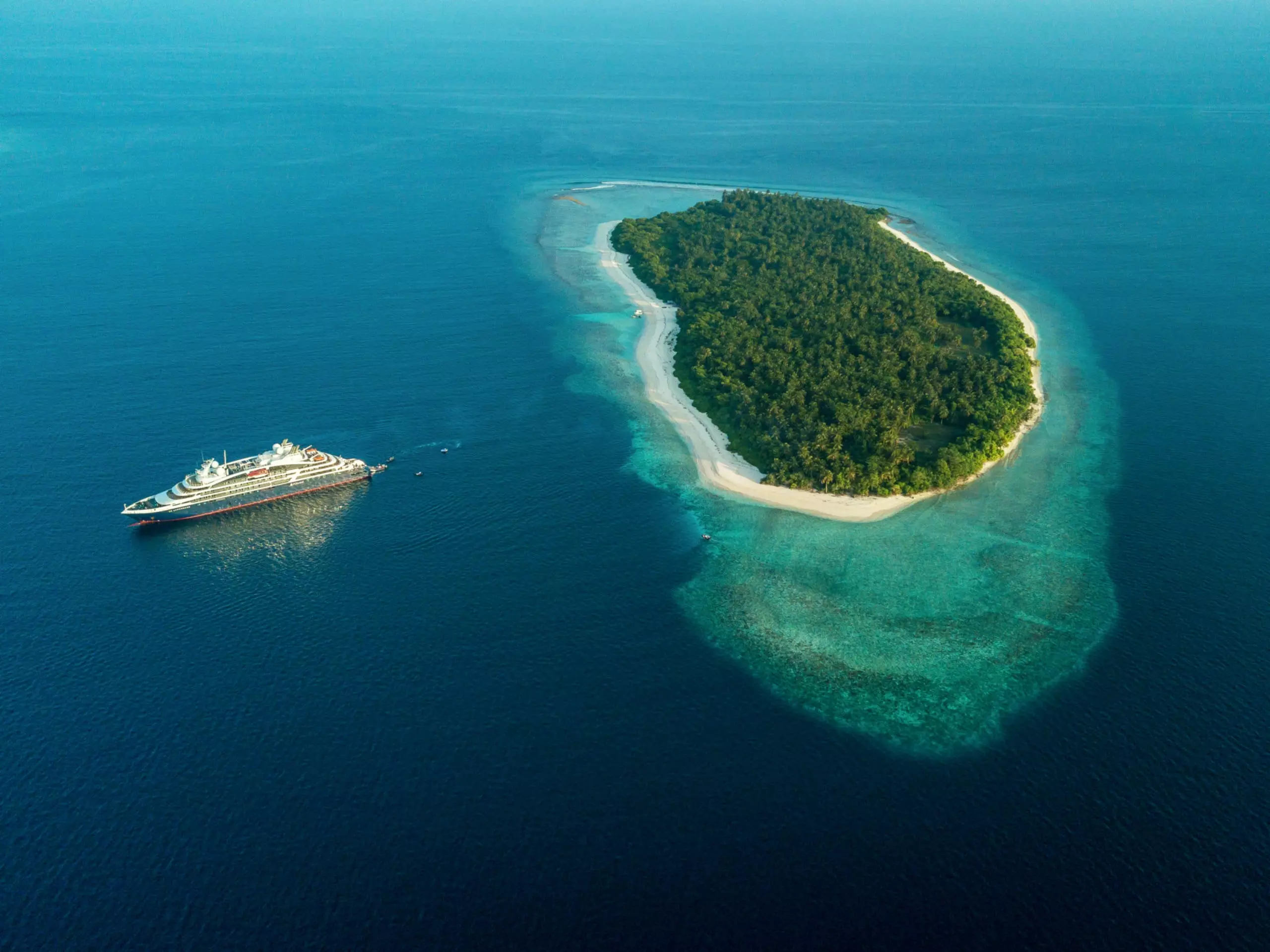 Hãng du lịch Ponant có trụ sở tại Pháp cung cấp các chuyến đi vòng quanh Maldives trên một con tàu thân mật với 184 hành khách. (Ảnh: Ponant).