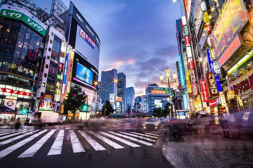 TOKYO - 9 SETTEMBRE: Vita di strada a Shinjuku 9 settembre 2013. Shinjuku è un reparto speciale situato nella metropoli di Tokyo, in Giappone. È un importante centro commerciale e amministrativo kitchakron/Getty Images