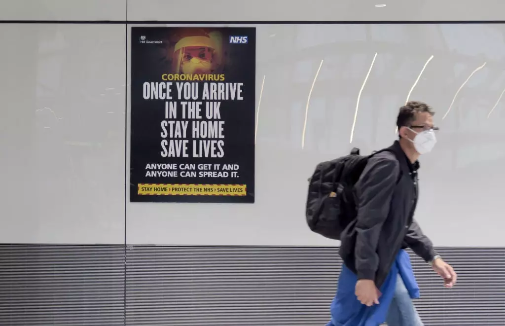 LONDON, 1 Mei 2020 .Seorang penumpang yang memakai topeng muka tiba di Lapangan Terbang Heathrow di London, Britain, pada 1 Mei 2020. Setiausaha Kesihatan Britain Matt Hancock berkata pada hari Jumaat bahawa negara itu telah mencapai matlamat 100,000 ujian sehari sebagai 739 lagi penghidap COVID-19 telah meninggal dunia, menjadikan jumlah kematian berkaitan coronavirus kepada 27,510 di Britain. Sehingga pagi Jumaat, 177,454 orang telah diuji positif untuk penyakit itu, kata Hancock. (Foto oleh Tim Ireland/Xinhua melalui Getty) (Xinhua/ melalui Getty Images)