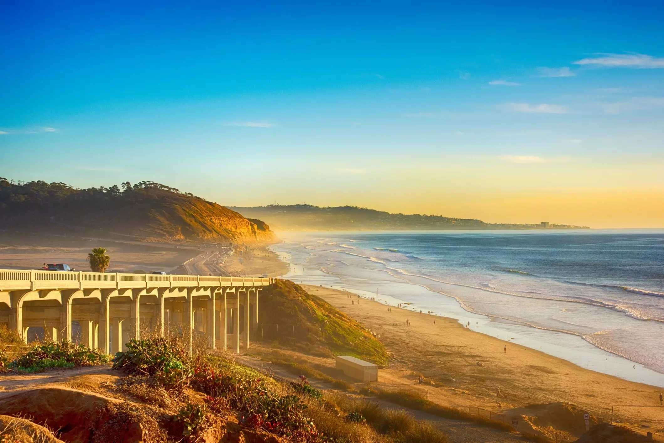 Kaliforniako Del Mar-eko hondartzako 101 errepideko zubi bat, San Diegotik iparraldera dagoena. (Art Wager / Getty Images)