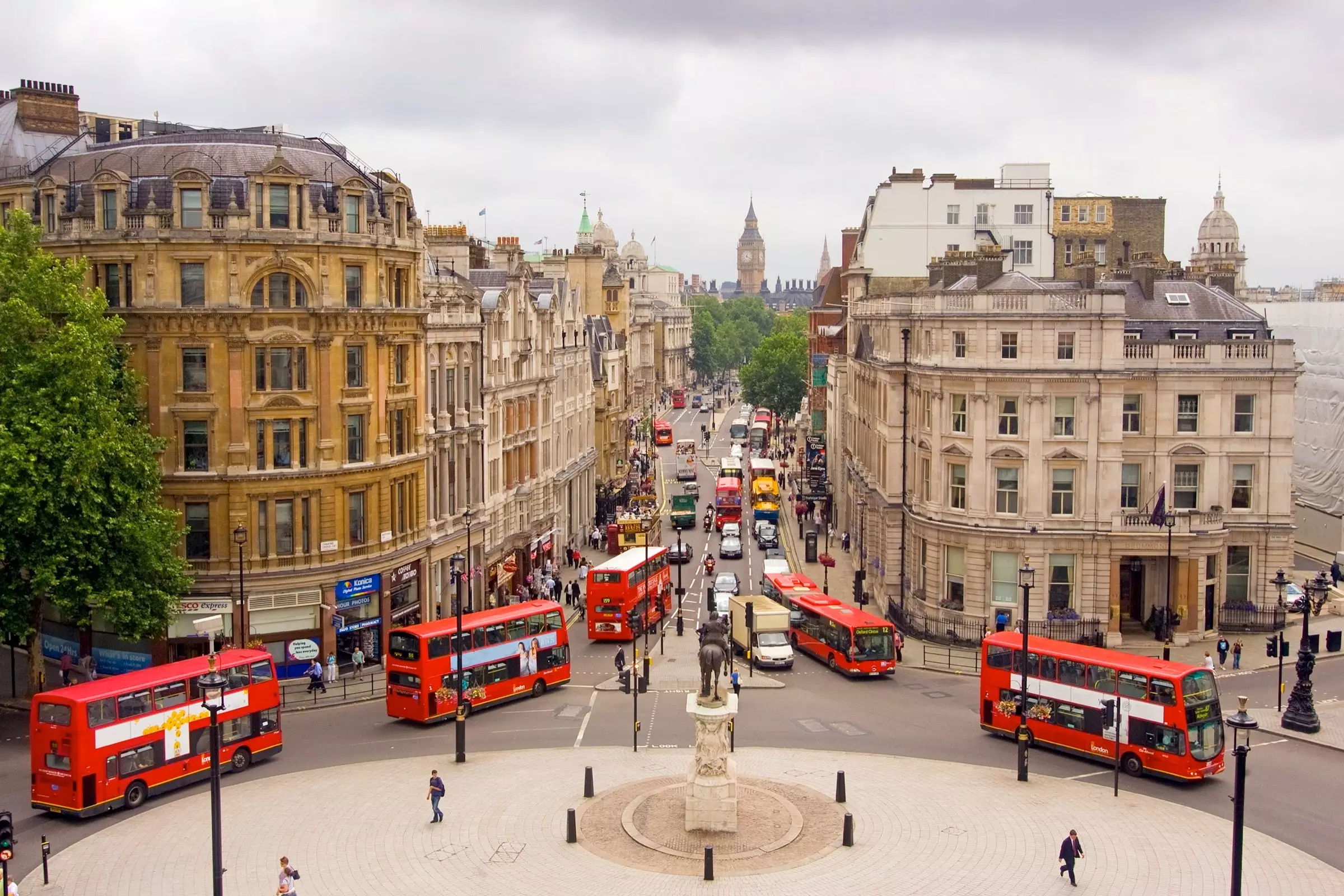 Arxa planda Big Ben ilə Londonda avtobuslar