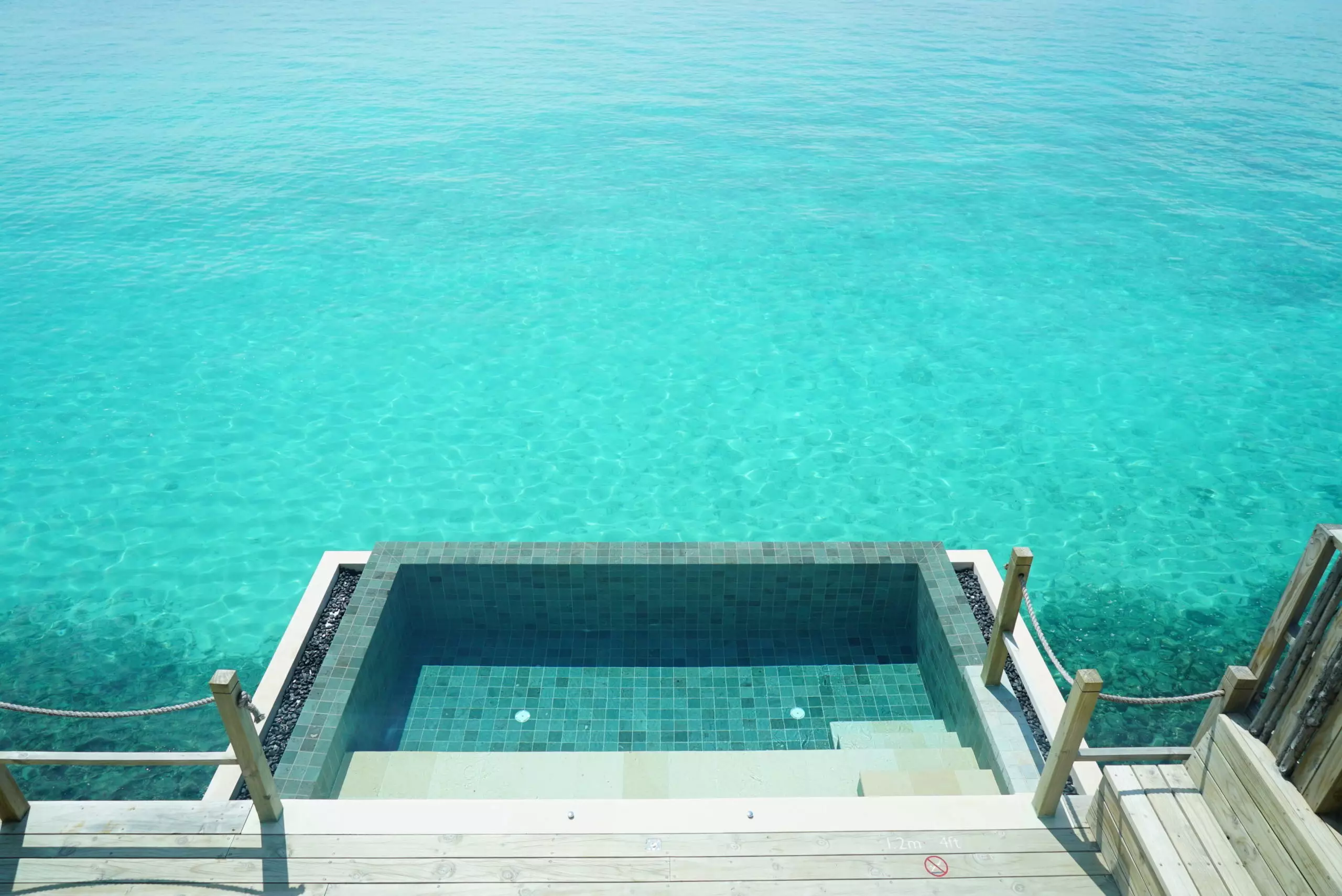 Villa au coucher du soleil d'une chambre avec piscine lagon à l'InterContinental Maldives Maamunagau Resort