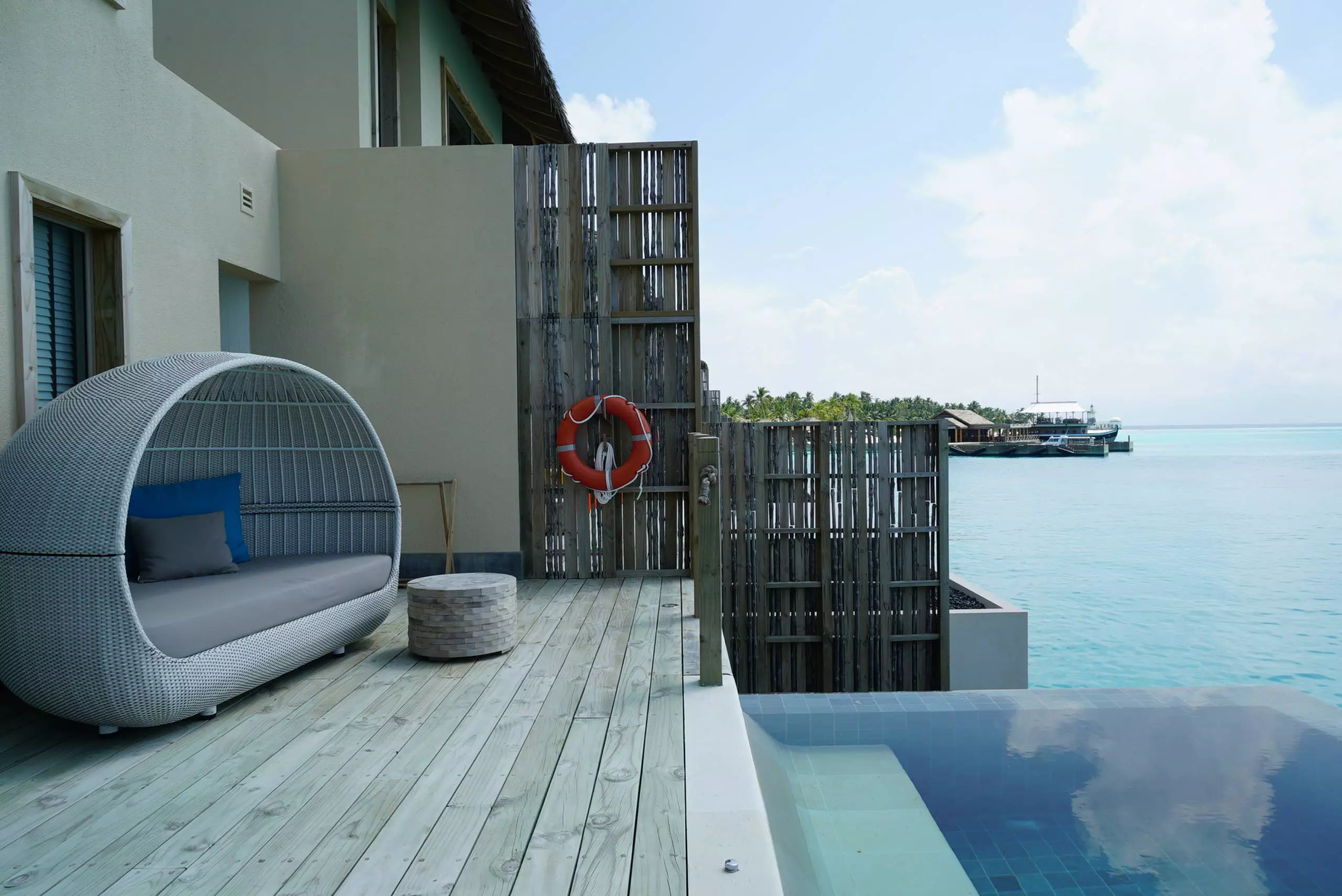 Villa au coucher du soleil d'une chambre avec piscine lagon à l'InterContinental Maldives Maamunagau Resort