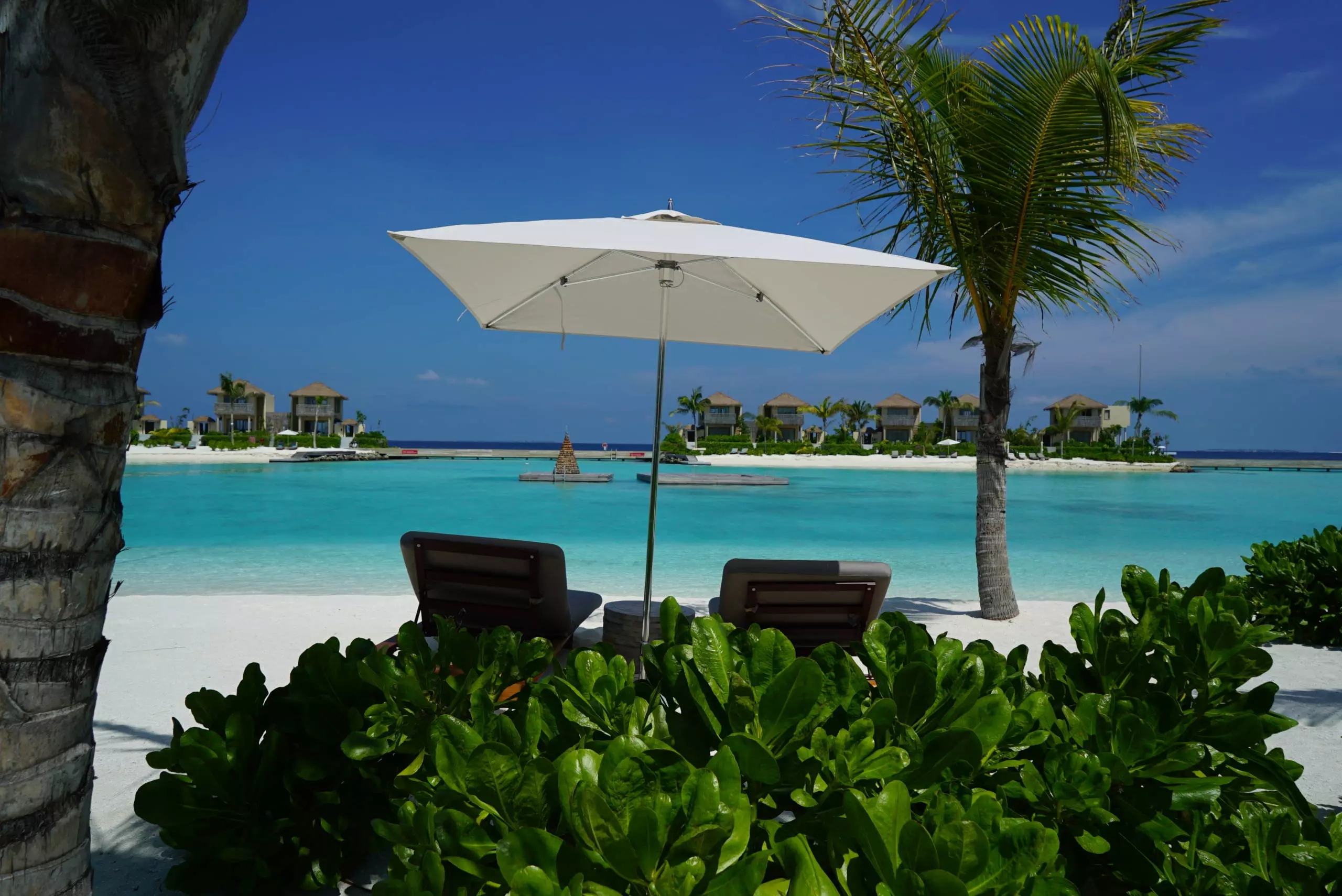 Villa au coucher du soleil d'une chambre avec piscine lagon à l'InterContinental Maldives Maamunagau Resort