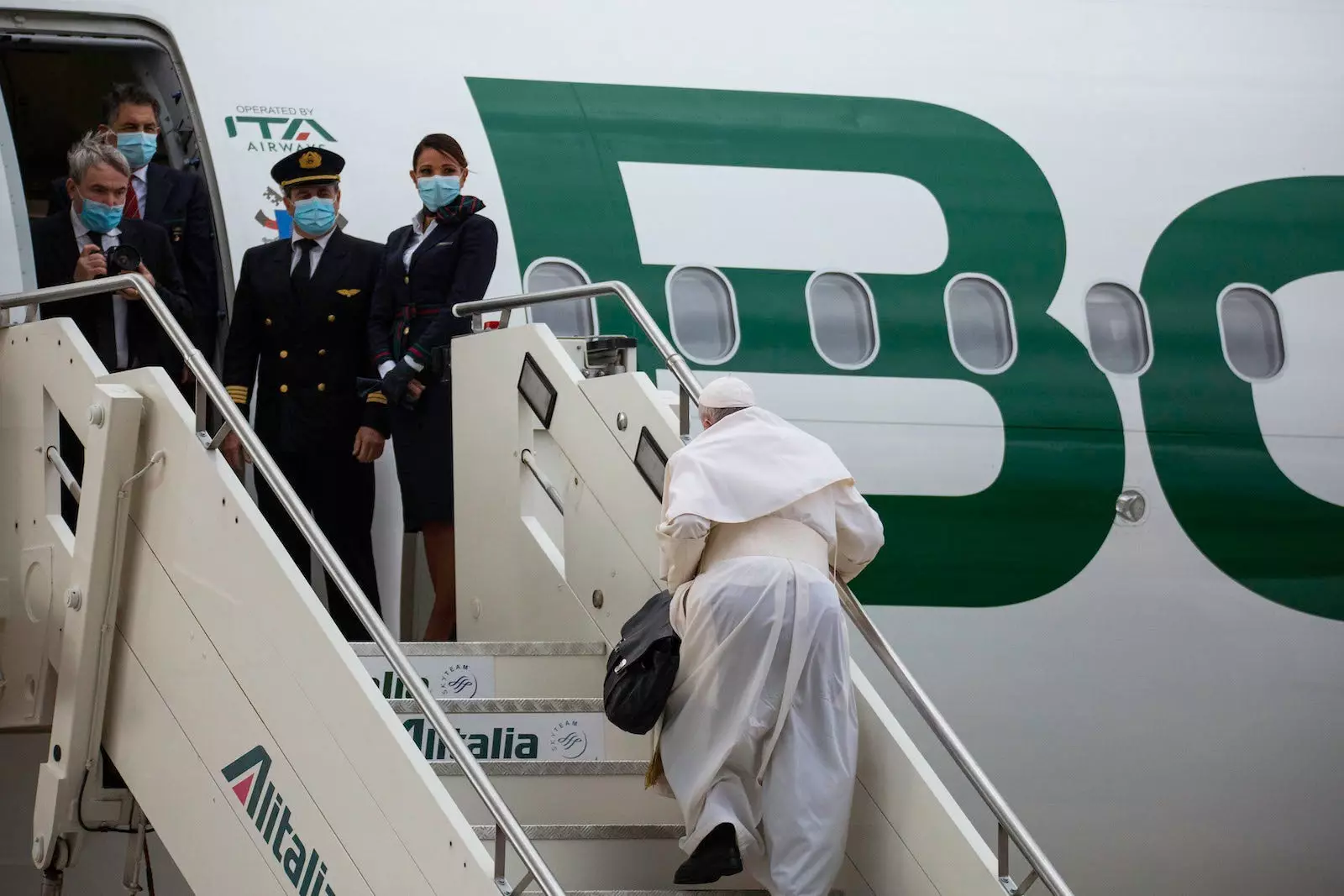 ROMA, ITALIA - 02/12/2021: Papa Francisc văzut urcând treptele avionului, în timpul evenimentului. Papa Francisc a plecat în Călătoria Apostolică în Cipru și Grecia de pe Aeroportul Internațional Leonardo Da Vinci din Fiumicino, Roma. Papa Francisc zboară pentru prima dată cu noua companie aeriană italiană „ITA Airways”, avionul poartă imaginea noii companii care poartă inscripția pe fuzelaj cu cuvintele „Născut în 2021” pentru a sărbători începerea operațiunilor de zbor, care a avut loc pe 15 octombrie 2021. (Foto de Stefano Costantino/SOPA Images/LightRocket via Getty Images)